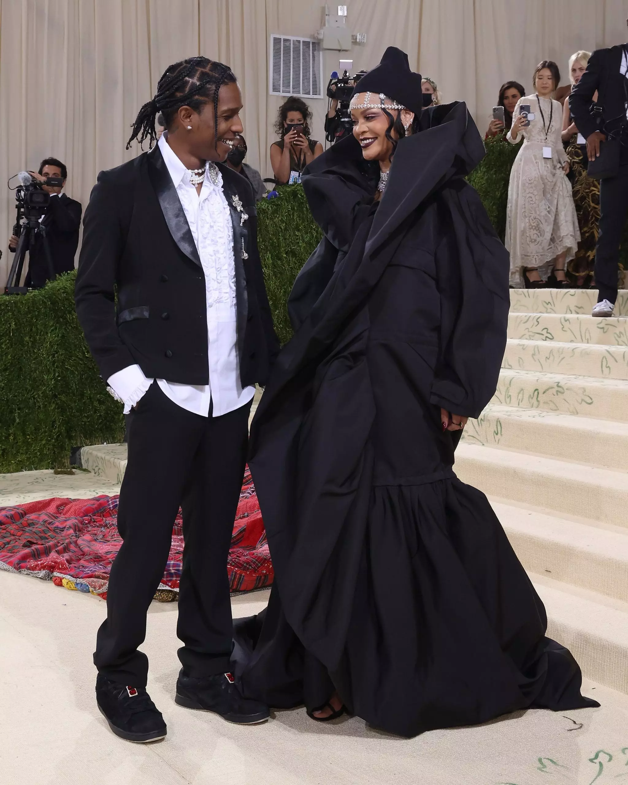 9 sætar myndir af Rihönnu og A$AP Rocky sem líta brjálæðislega ástfangin út á Met Gala 1896_2