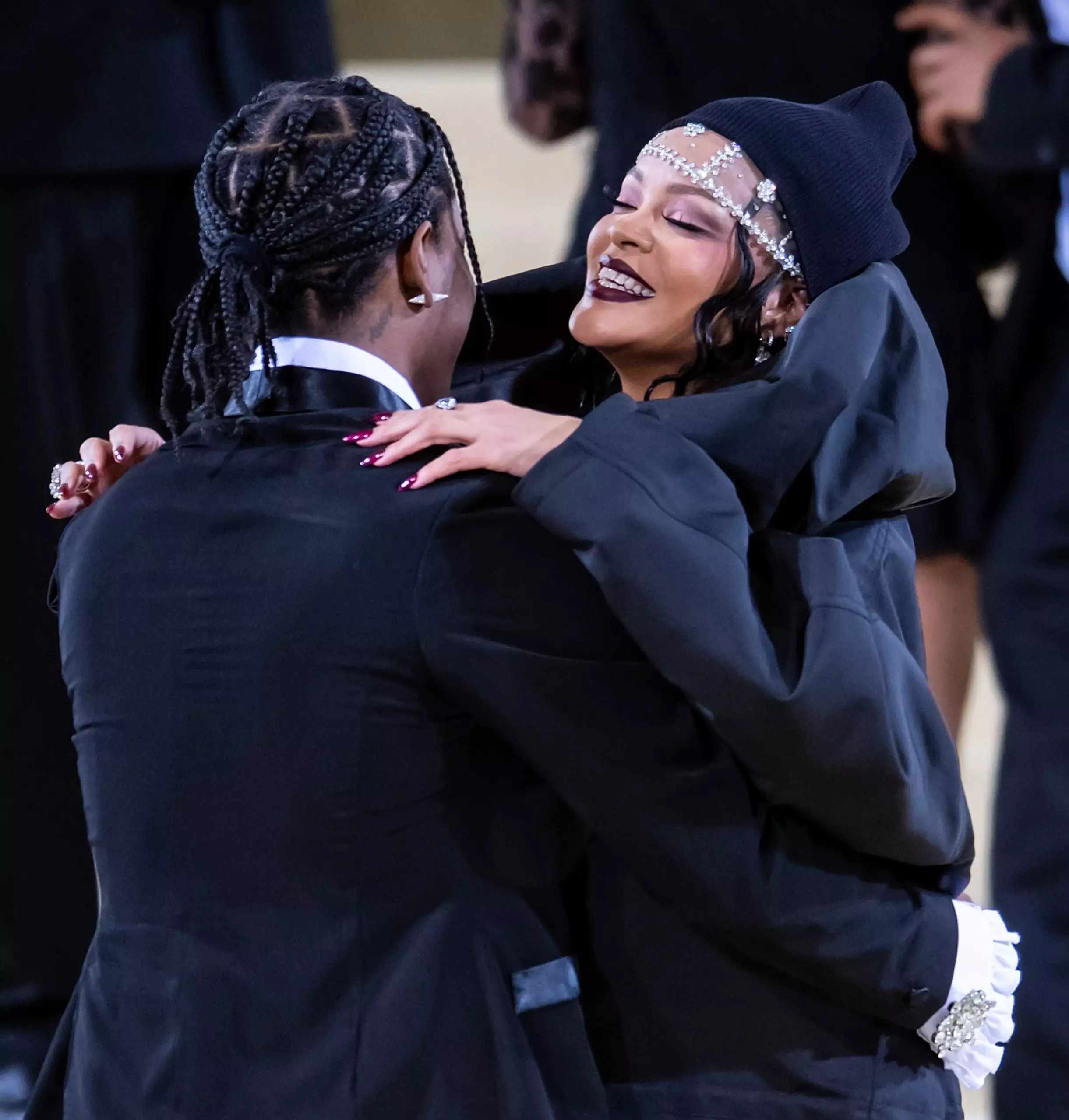 Foto 9 dị ụtọ nke Rihanna na A$AP Rocky na-ele anya nke ọma na ịhụnanya na Met Gala 1896_3