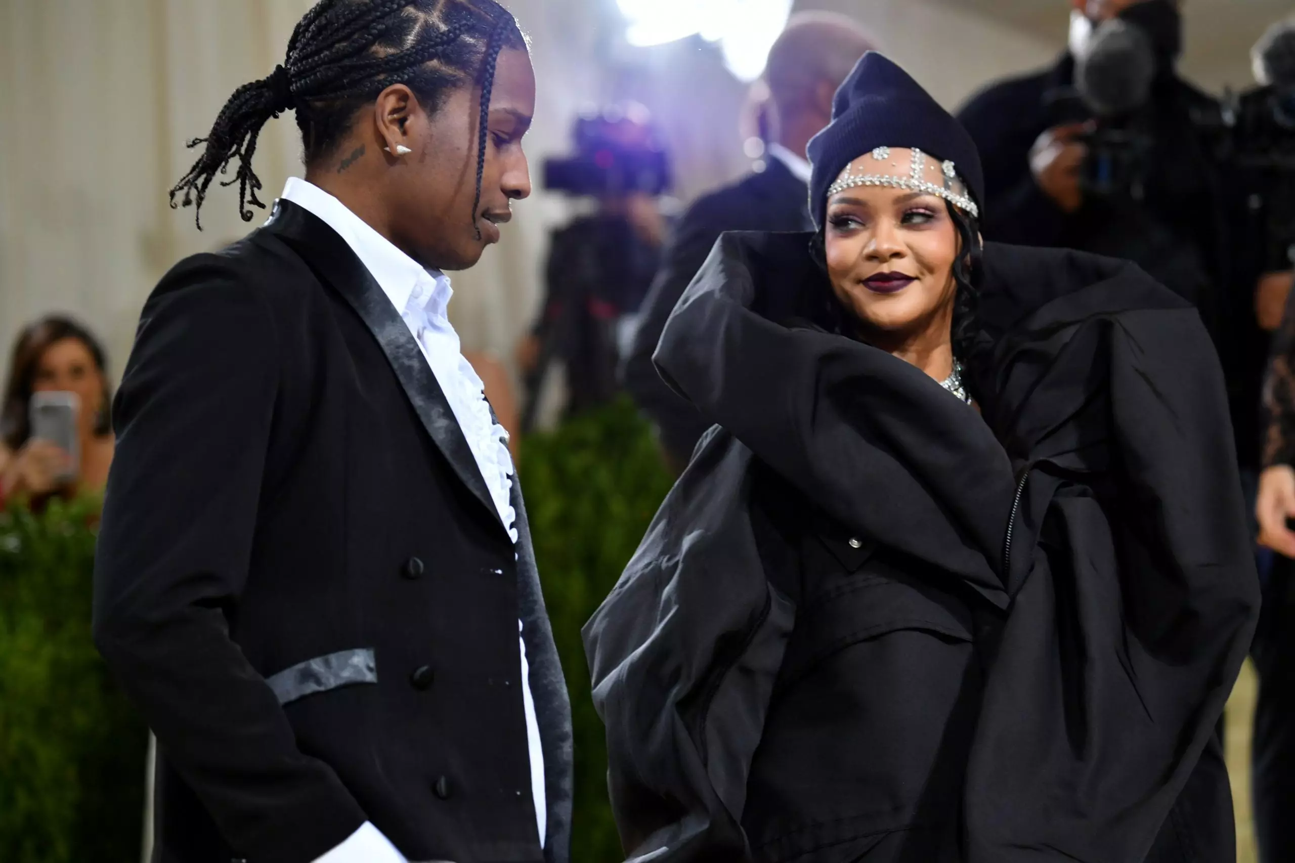 Foto 9 dị ụtọ nke Rihanna na A$AP Rocky na-ele anya nke ọma na ịhụnanya na Met Gala 1896_5