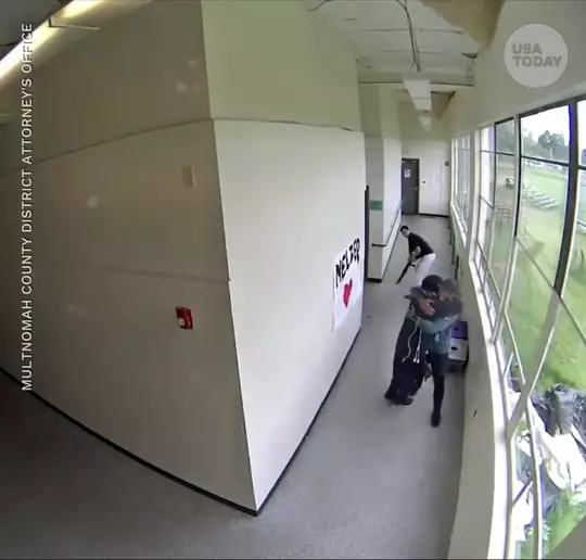 ویدیوی جدید نشان میدهد که مربی دبیرستان از دانشآموز تیراندازی اسلحه میگیرد و او را در آغوش میگیرد