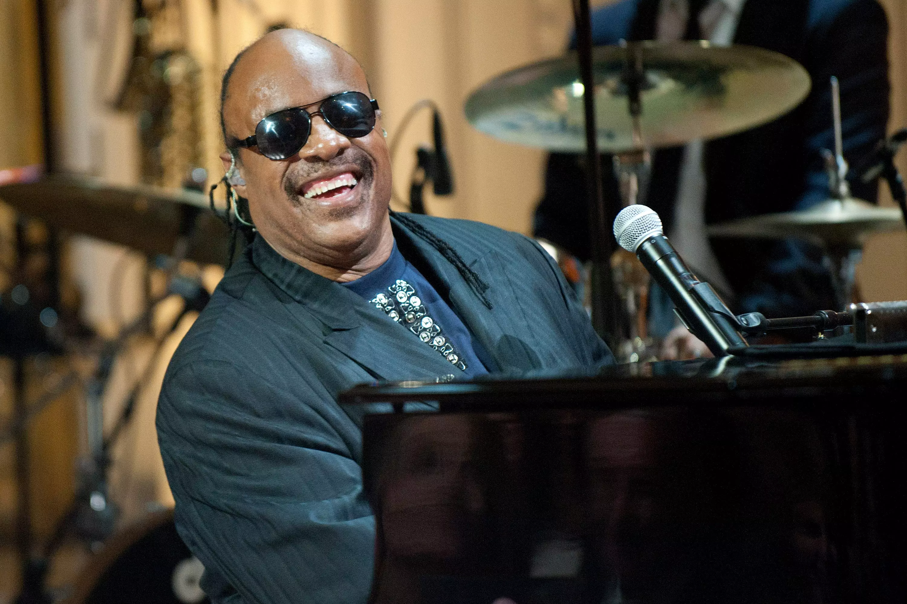 Stevie Wonder သည် ကျောက်ကပ်အစားထိုးကုသမှု ခံယူမည်ဖြစ်သည်။