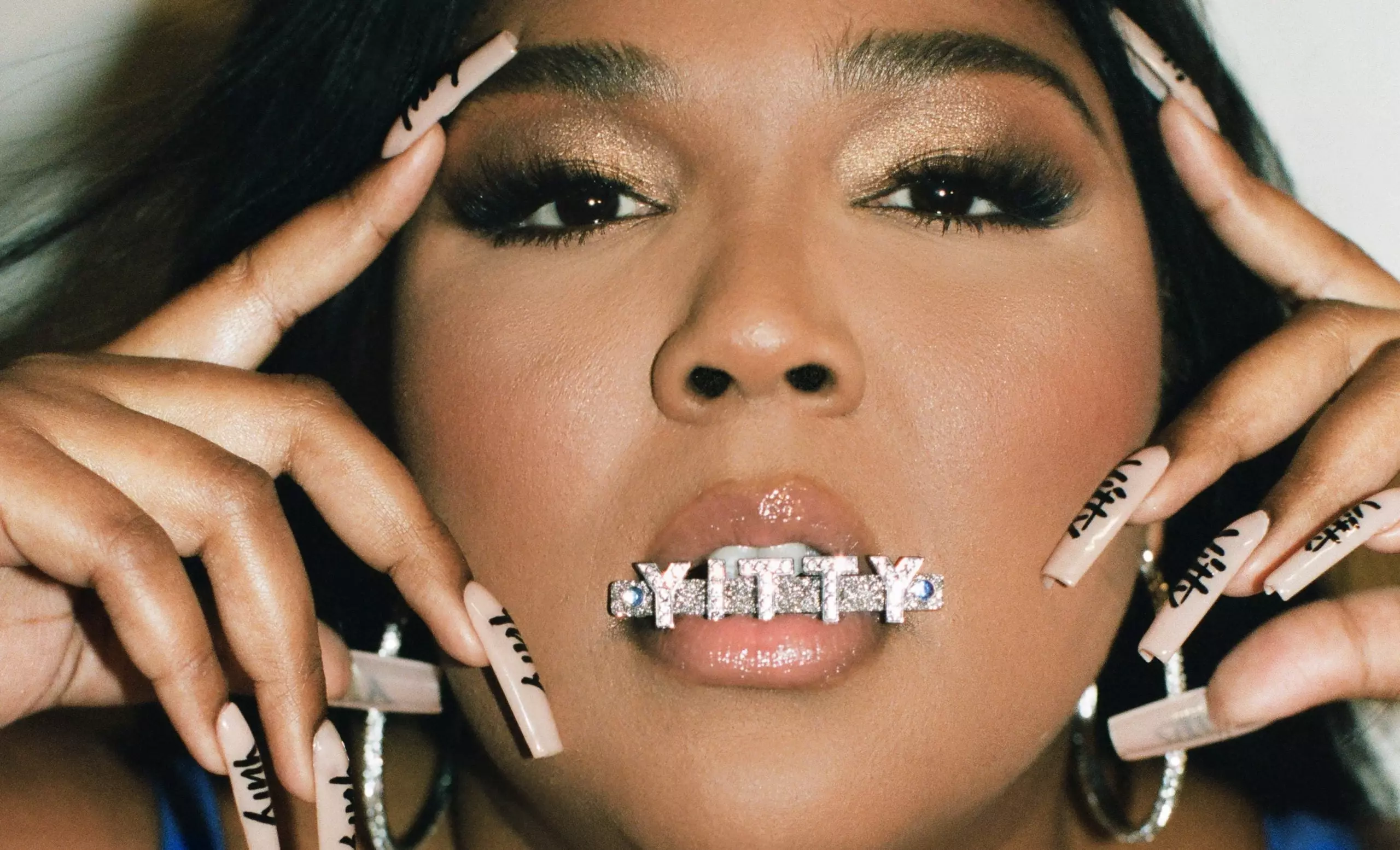 Lizzo lanza la marca de fajas, Yitty