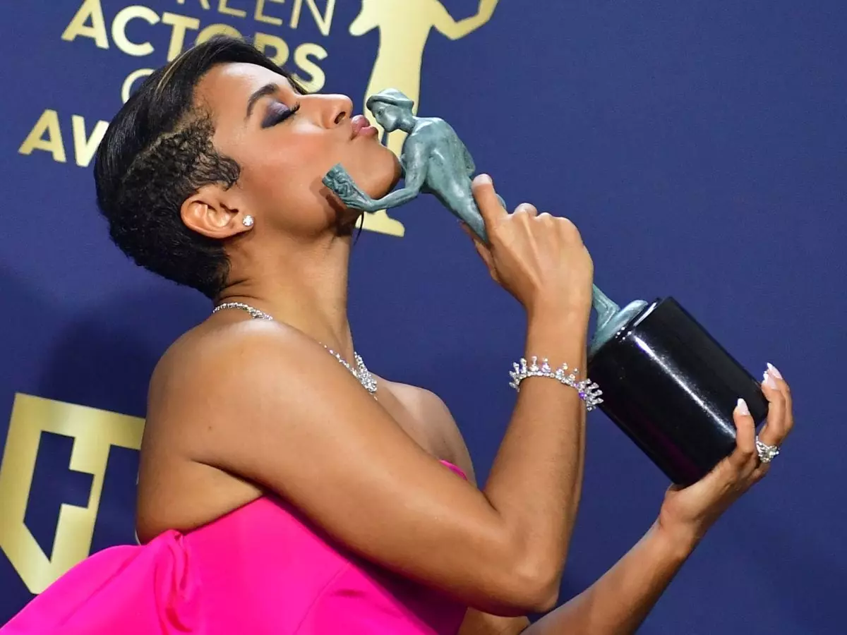 СМОТРЕТЬ: Ариана ДеБоз обсуждает преодоление барьеров своей победой в SAG Awards