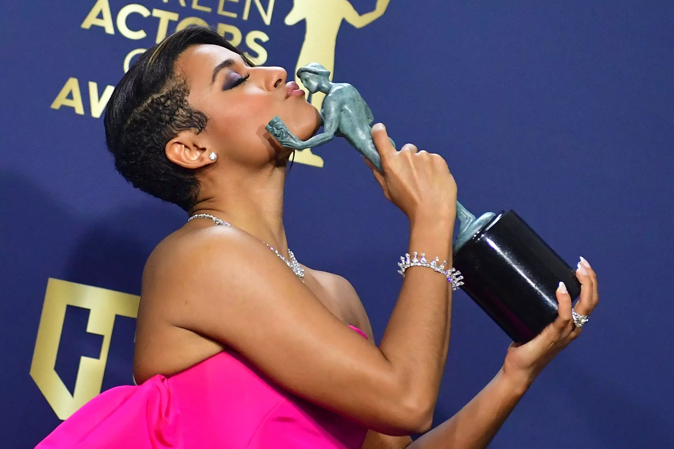 دیکھو: اریانا ڈیبوس نے اپنے SAG ایوارڈز جیتنے کے ساتھ رکاوٹوں کو توڑنے پر تبادلہ خیال کیا۔