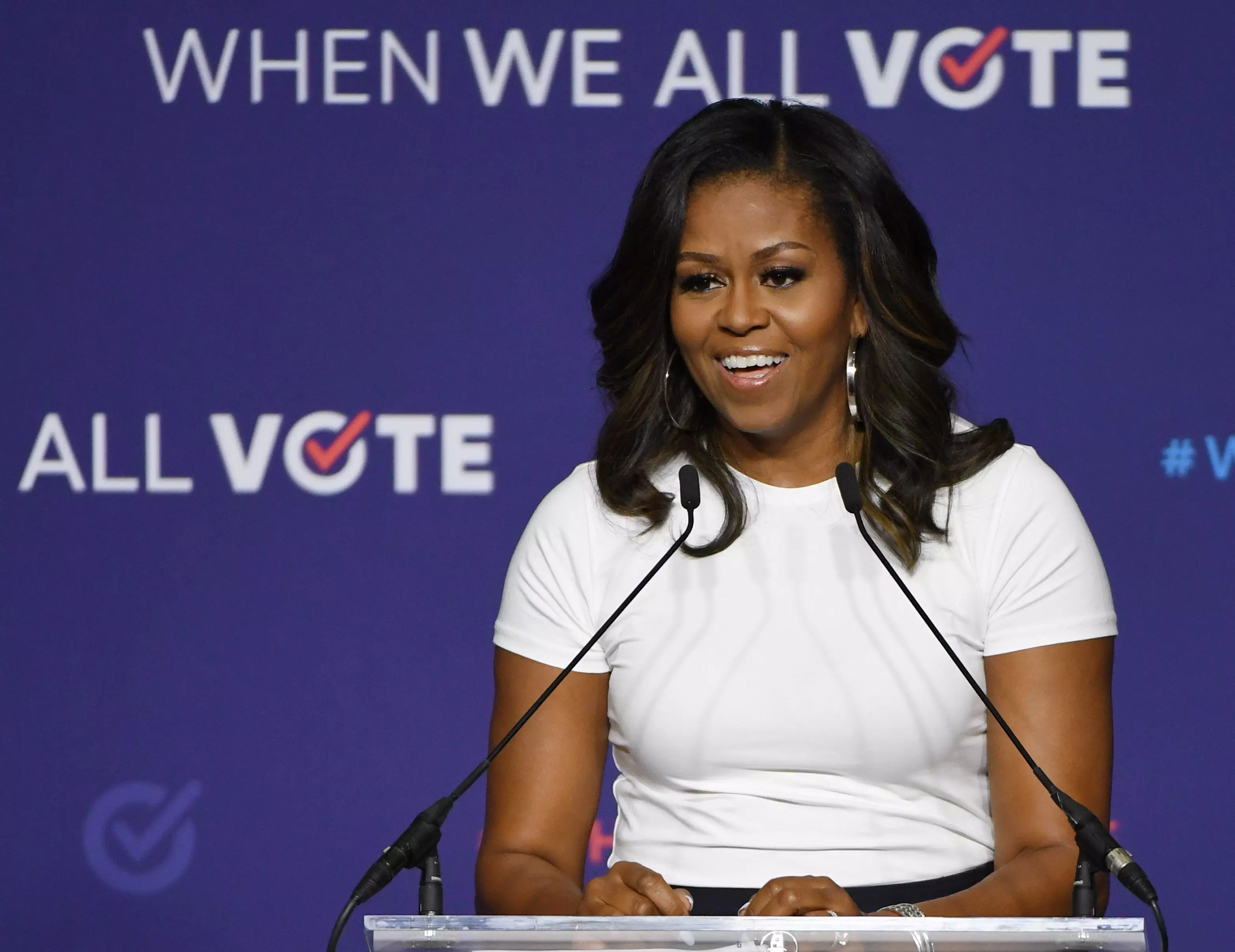 Michelle Obama het studente uit die klas van 2020 op 'n groot manier verras