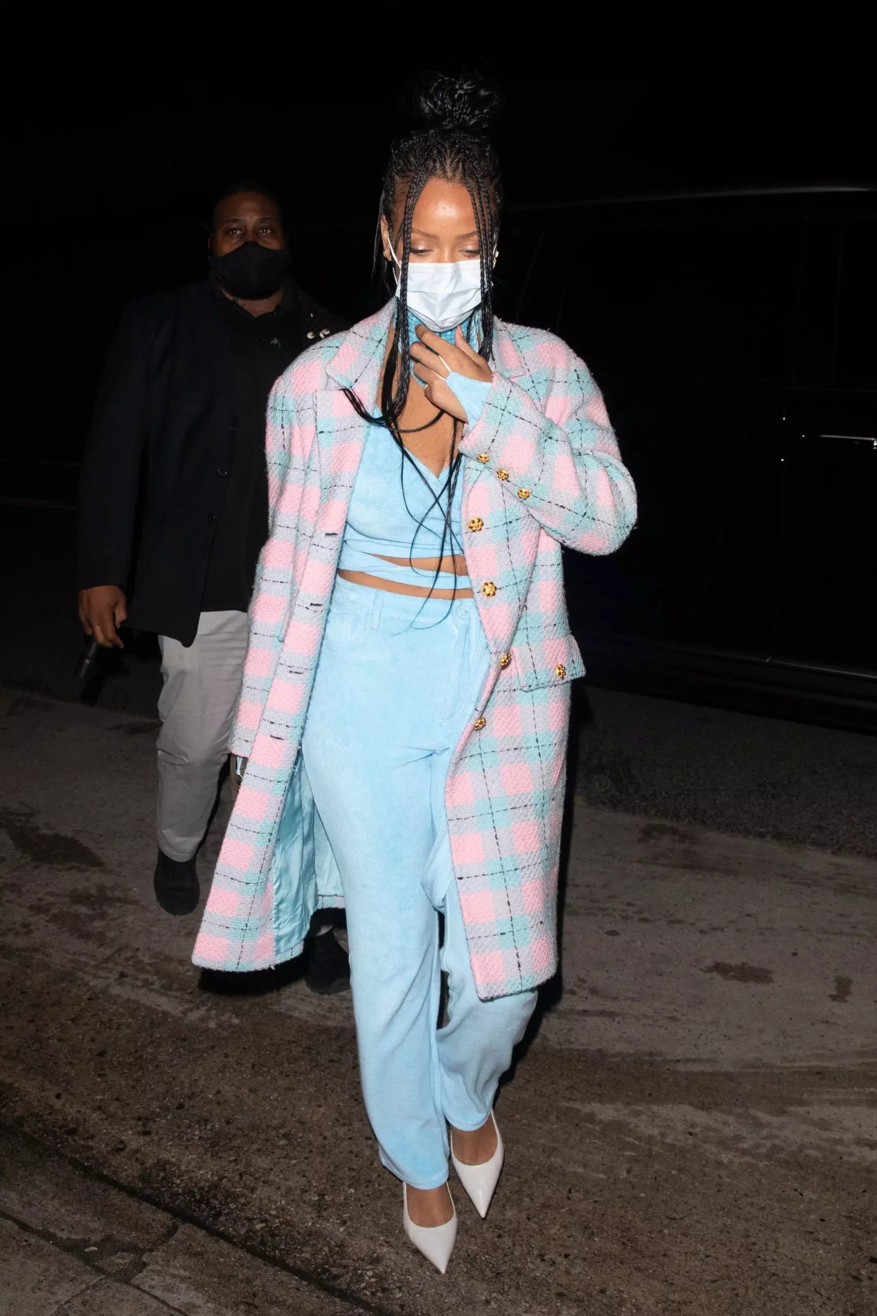 Rihanna Is Back Again With Hänen Street Style Slay 2143_6