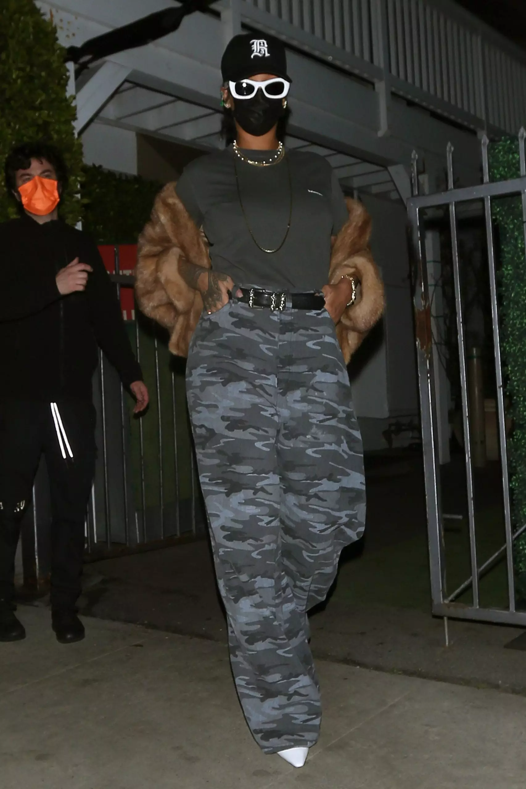 Rihanna Is Back Again With Hänen Street Style Slay 2143_8