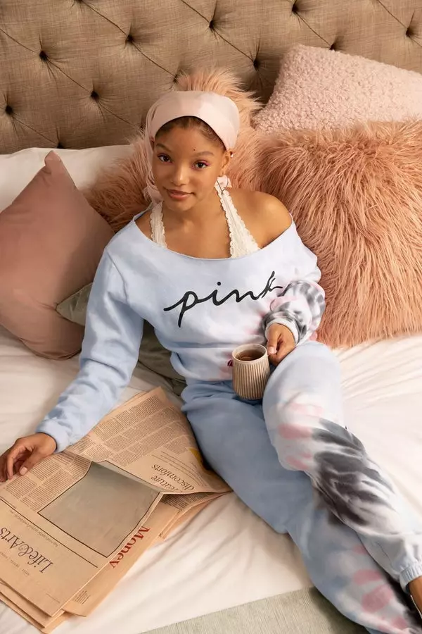 Ụlọ ahịa Chloe X Halle's Victoria's Secret PINK Capsule 2149_1