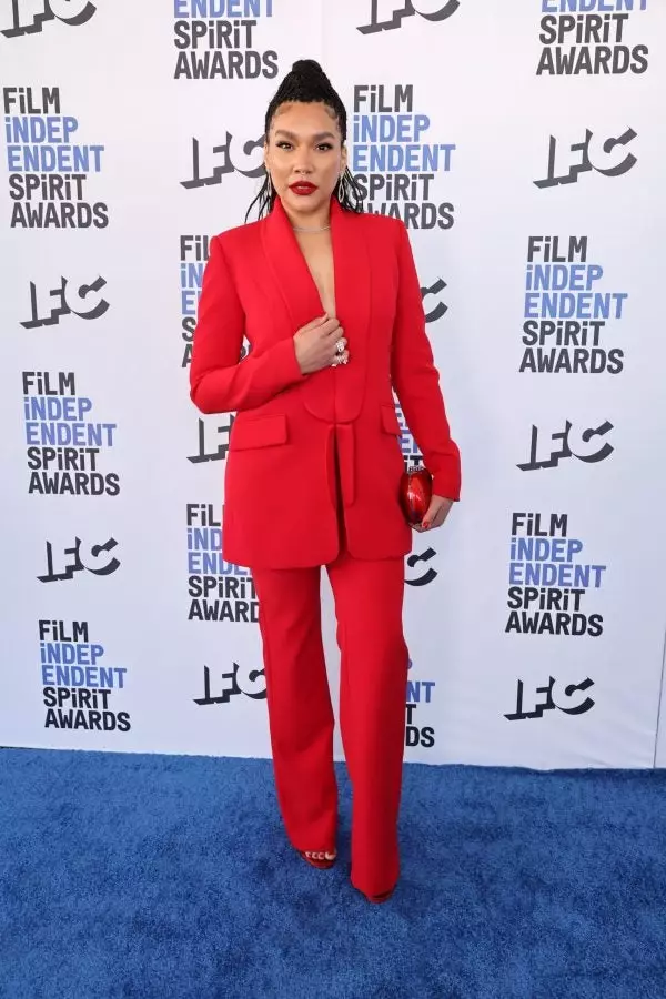 Премия Independent Spirit Awards 2022: черные звезды сияют на красной дорожке 23024_15