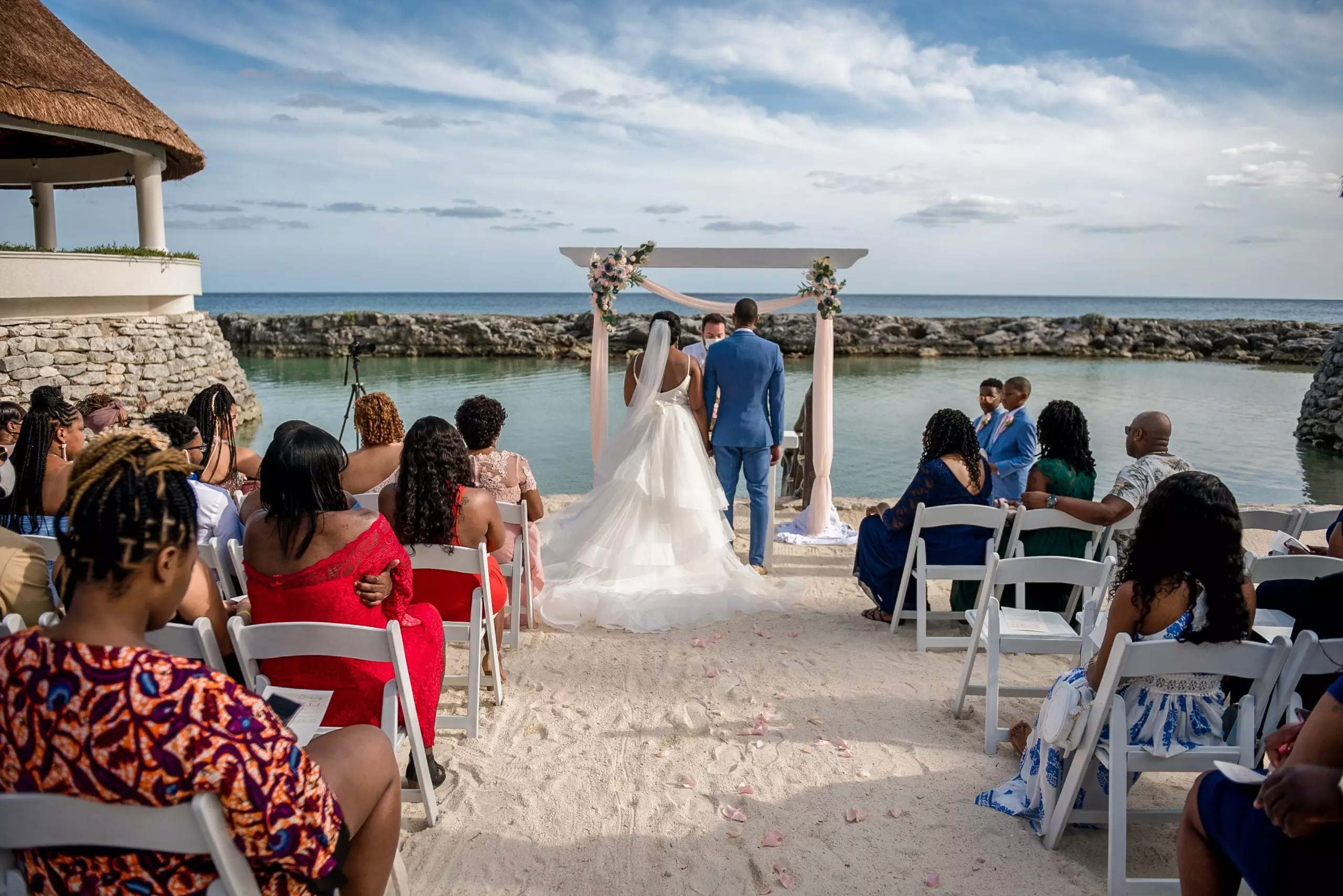 新娘幸福：考特尼和迈克尔在海边仪式上以惊人的方式说“我愿意” 23748_3