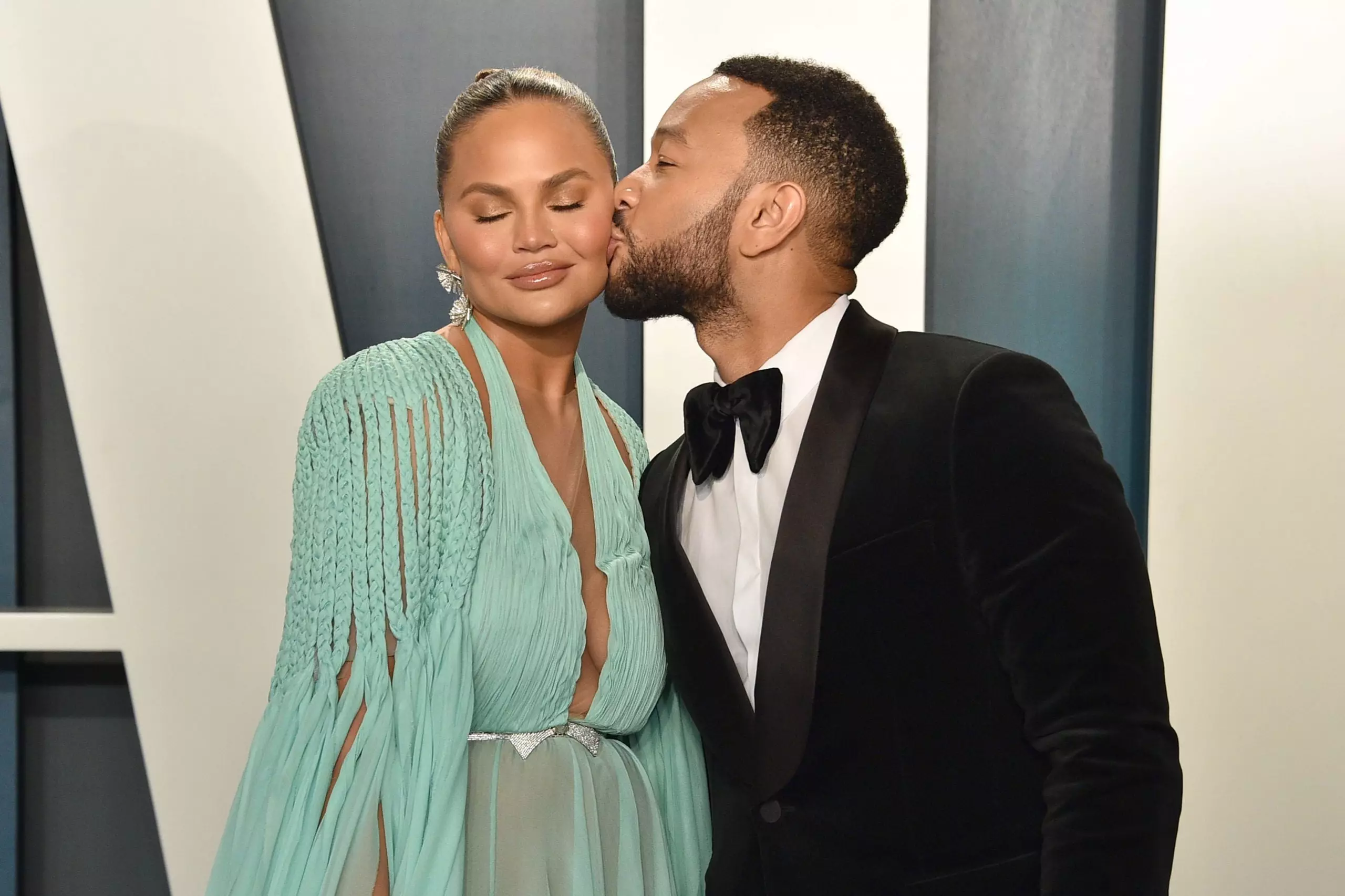 John Legend esittää emotionaalisen kunnianosoituksen vaimolleen Chrissy Teigenille Billboard Music Awardsissa