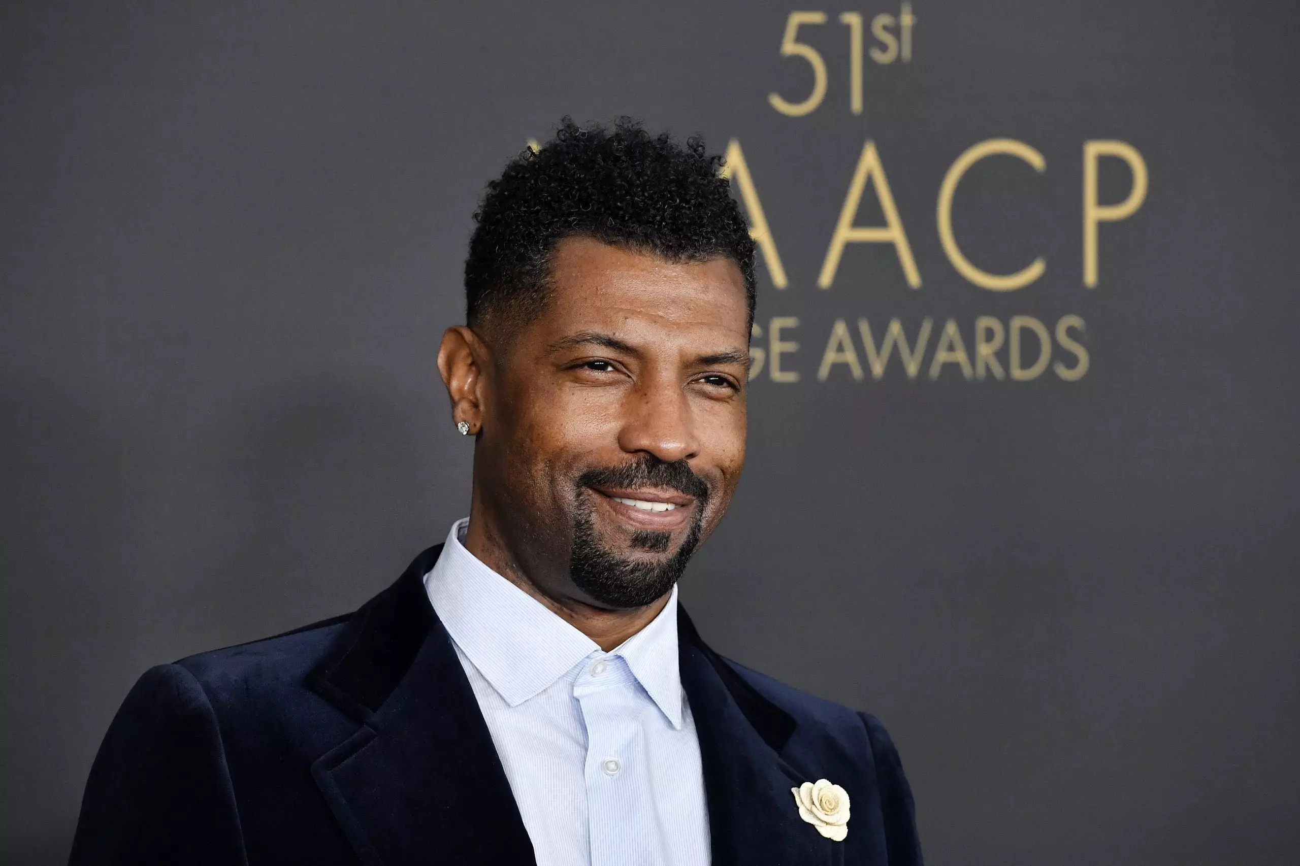 Deon Cole odpowiada na homofobiczne komentarze na temat swoich dzwonków