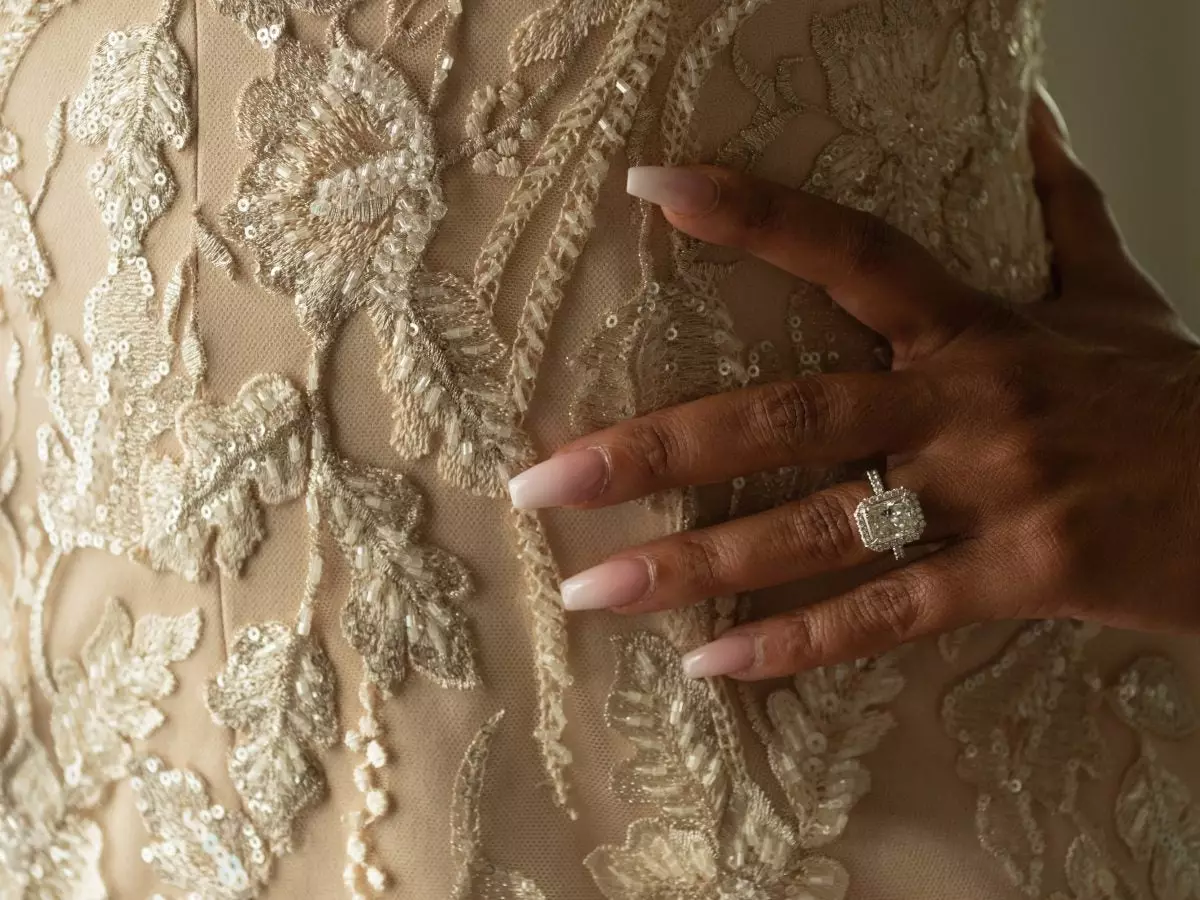 Kuyang'ana M'kati mwa Shaunie Henderson's Fabulous Wedding Wardrobe