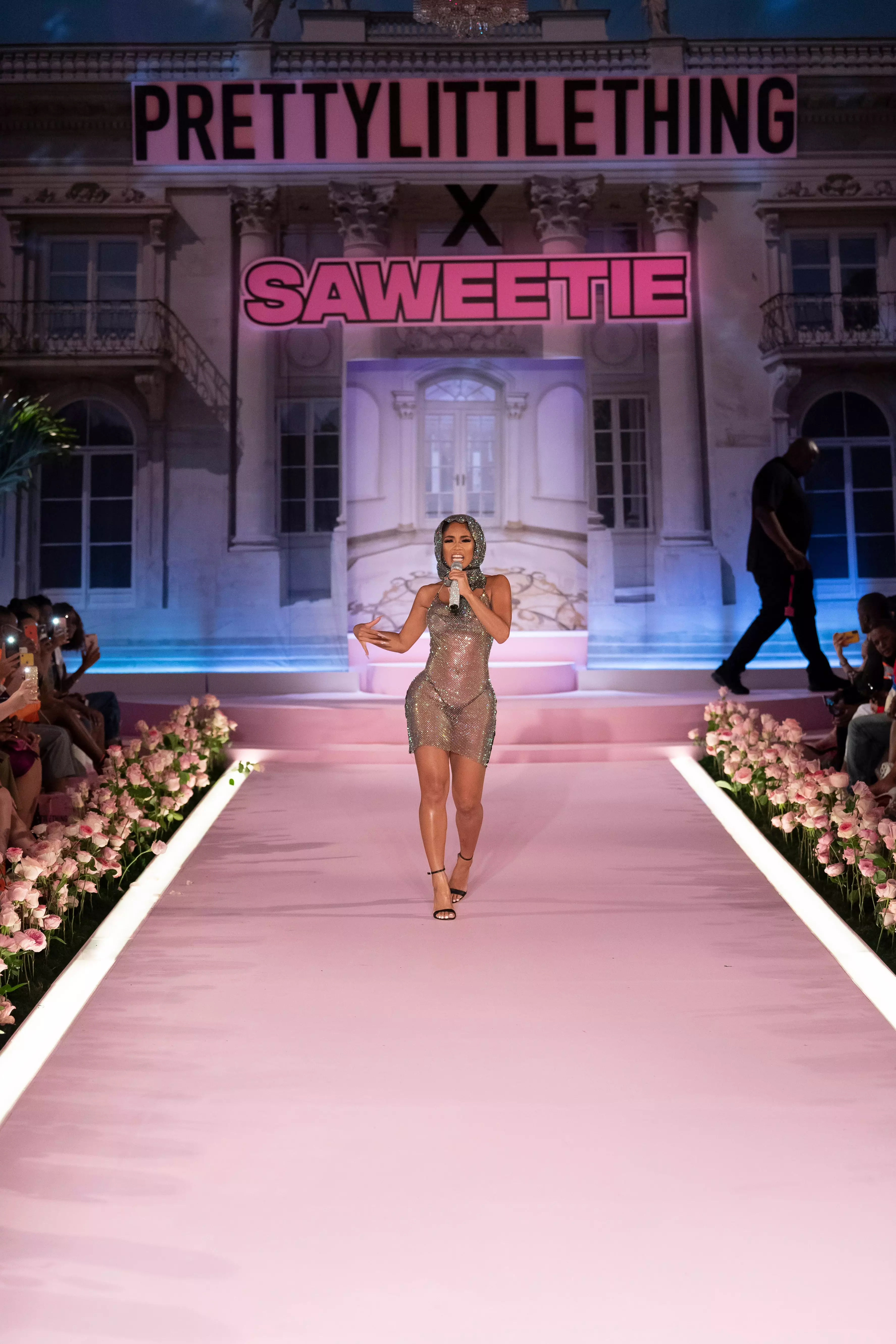NYFW: Saweetie е домакин на изпълнено със знаменитости модно шоу с PrettyLittleThing 24385_1