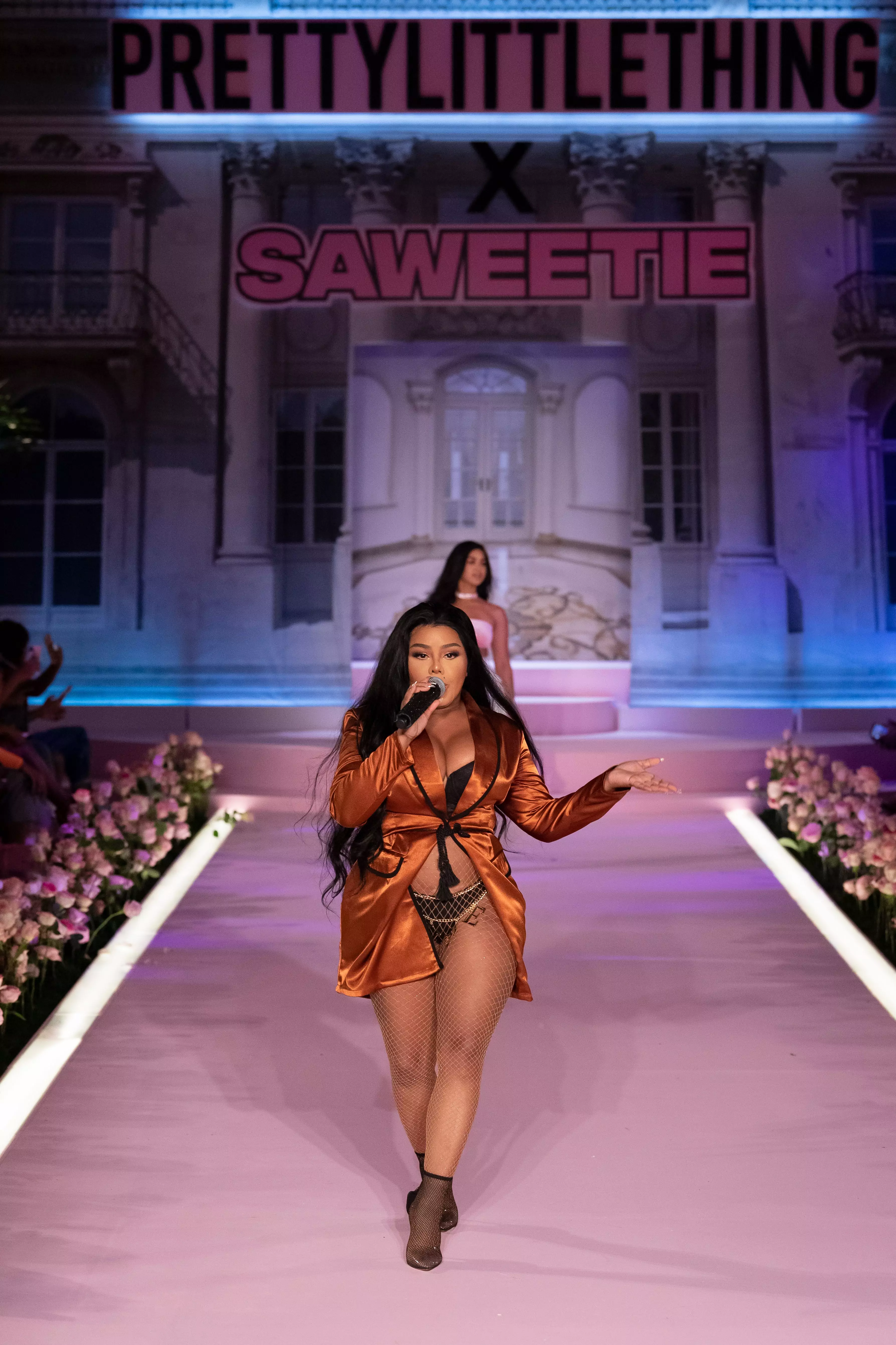 NYFW: Saweetie е домакин на изпълнено със знаменитости модно шоу с PrettyLittleThing 24385_2