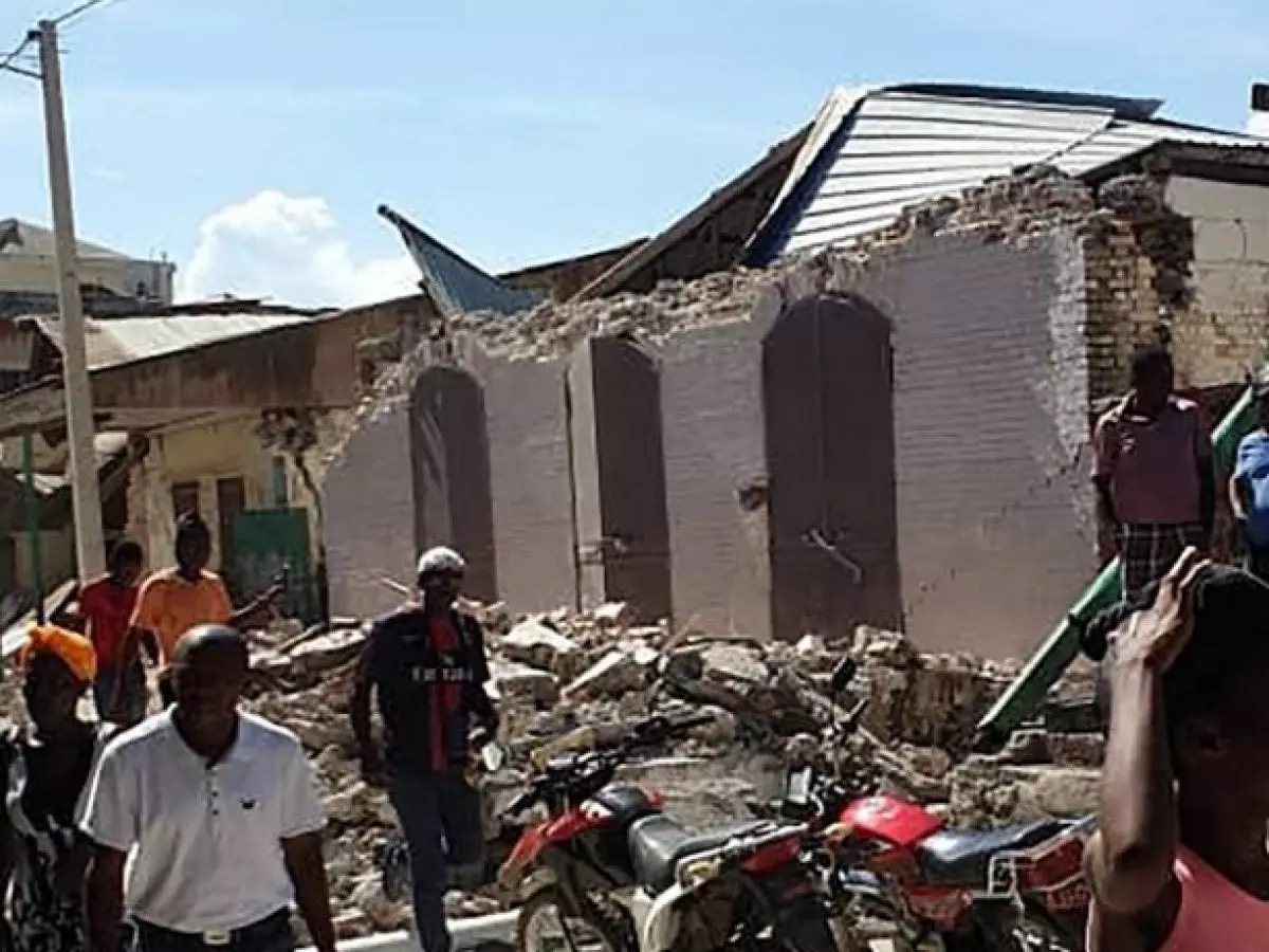 Reaccións de "Haití non pode tomar un descanso" ao terremoto mortal da illa