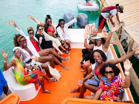 Masu sukar Al'adu da Mawallafi Luvvie Ajayi's Bachelorette Trip Zuwa Anguilla Ya Ba Mu Manyan Maƙasudin Ƙungiyoyi