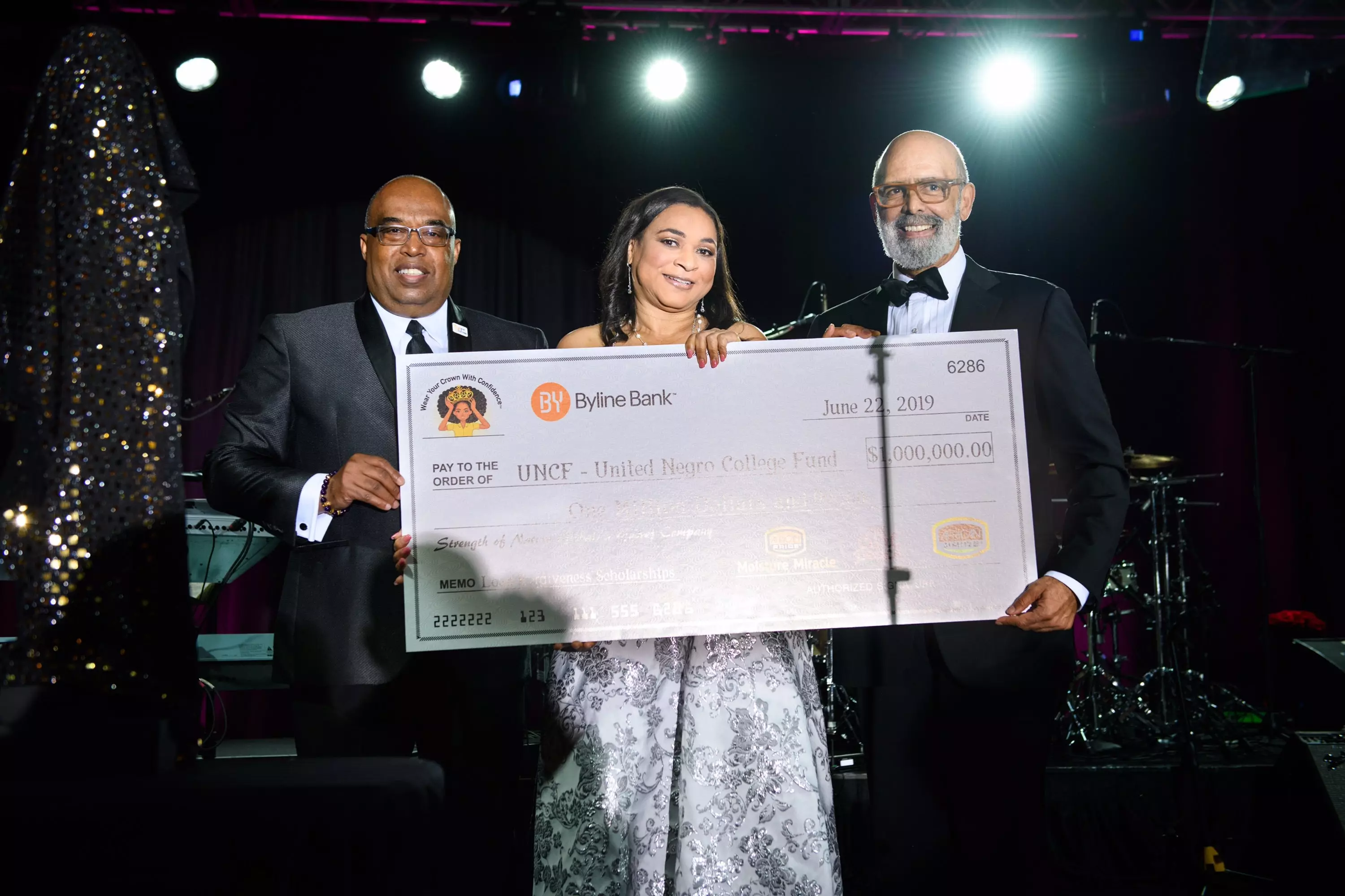 UNCF आणि आफ्रिकन प्राइड यांनी $1 दशलक्ष विद्यार्थी कर्ज मदत उपक्रमाची घोषणा केली