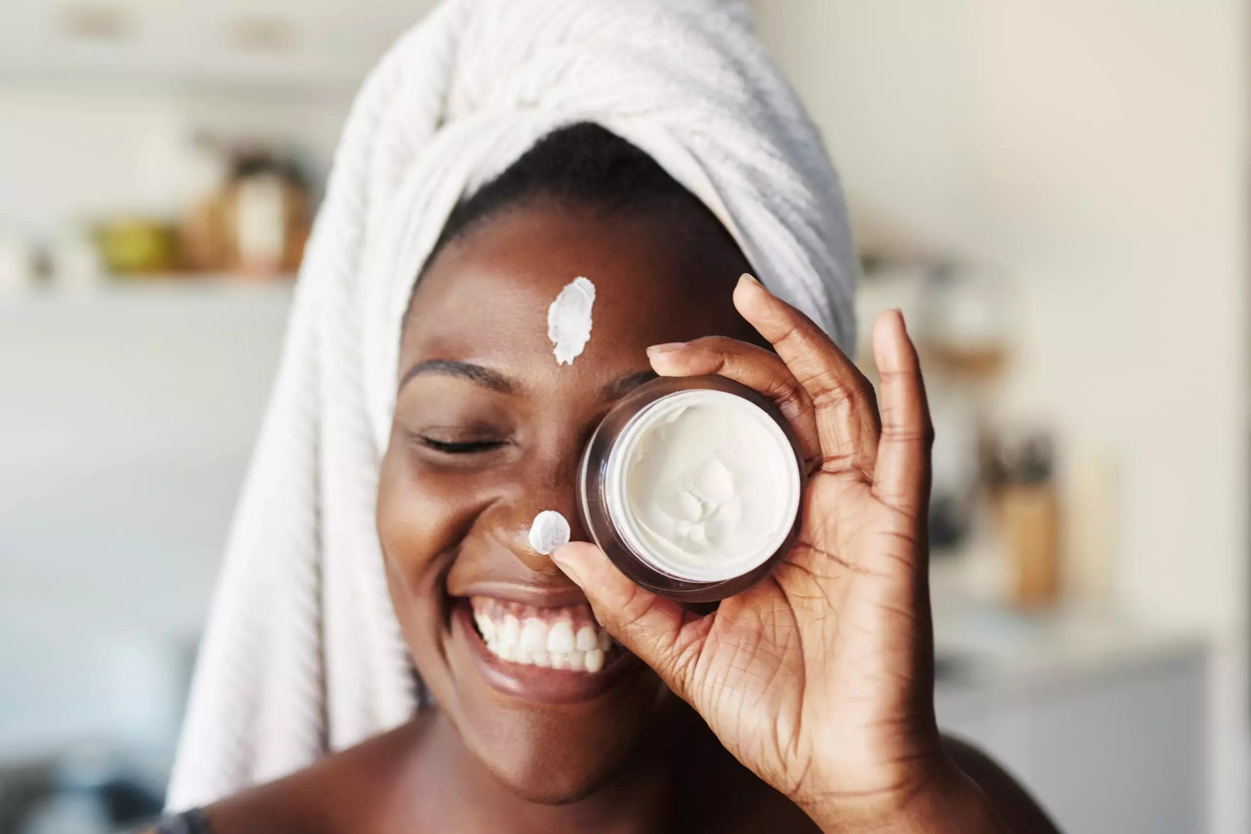 Nakhu Okufanele Ukwazi Ngaphambi Kokwengeza I-Retinol Emzileni Wakho Wokunakekelwa Kwesikhumba