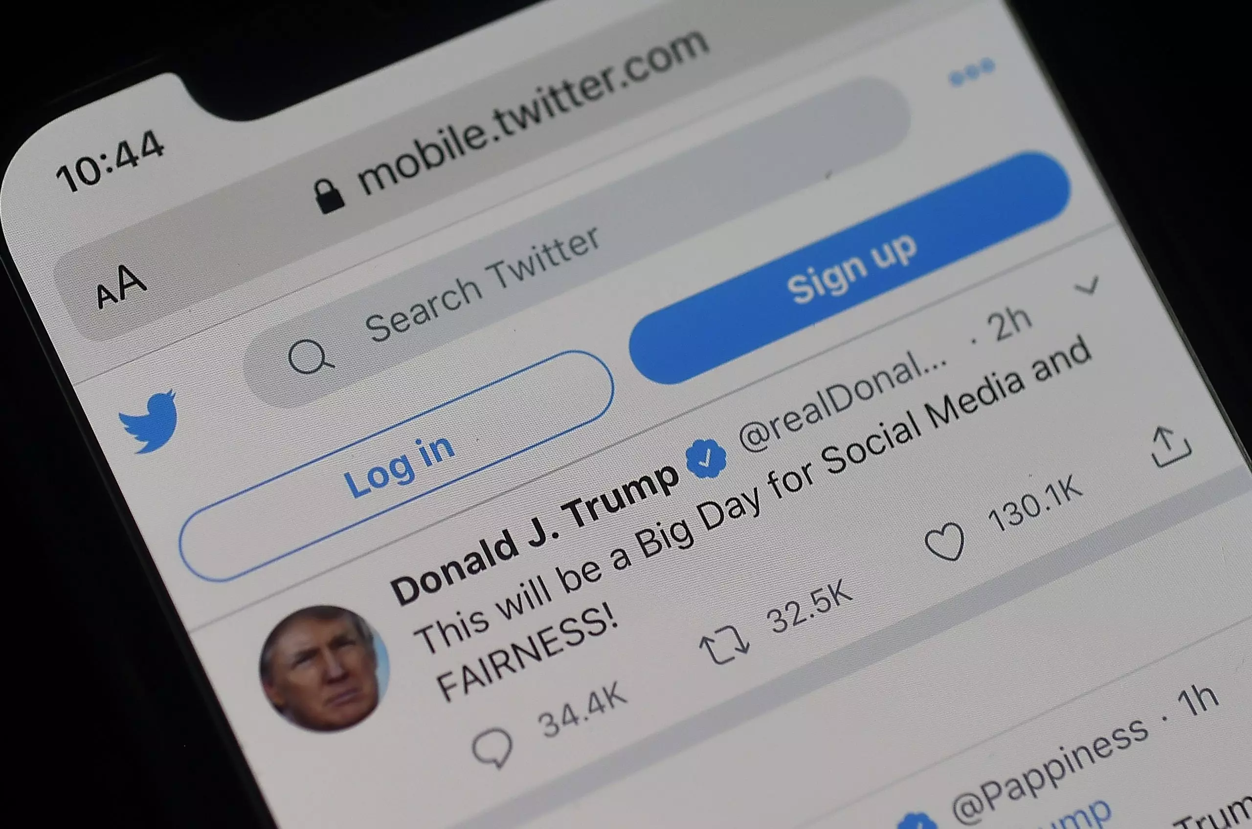 A Twitter-beszólás közepette Donald Trump végrehajtó parancsot ír alá a közösségi média ellen