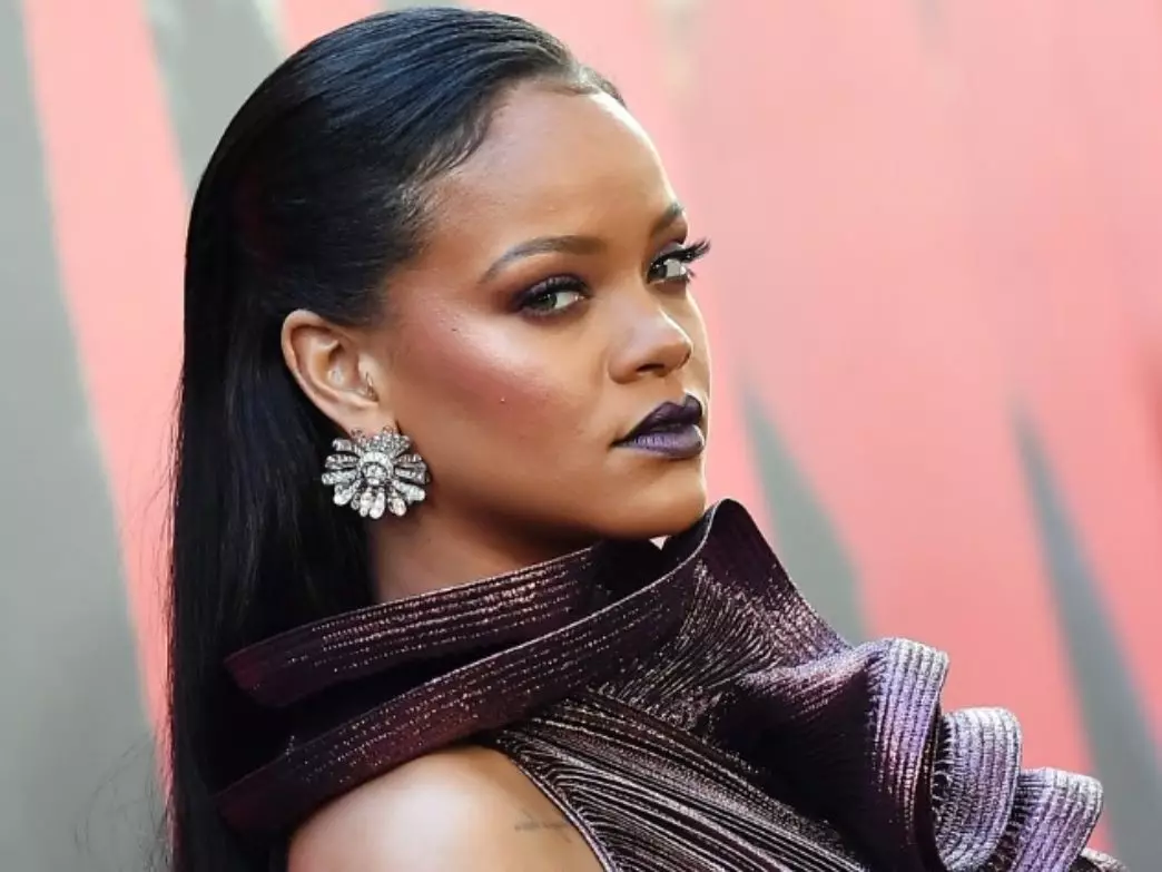 Rihanna sender en melding om skjønnhet med nettstedsbilder som viser modellens arr
