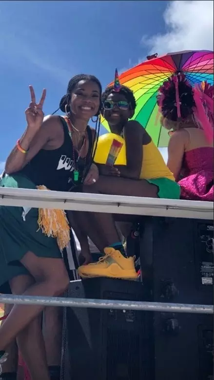 Dwyane Wade នៅលើឫសគល់សម្រាប់កូនប្រុសរបស់គាត់នៅឯ Miami Pride: 'តួនាទីរបស់ខ្ញុំជាឪពុកគឺដើម្បីចិញ្ចឹមកូនរបស់ខ្ញុំ'