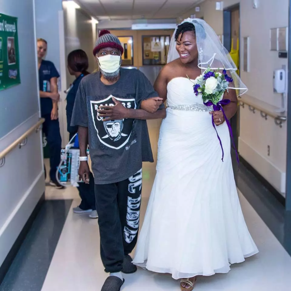 California Bride Weds in Hospital ඒ නිසා මිය යන පියාට ඇයව අන්තරාලයේ ඇවිදින්න පුළුවන්