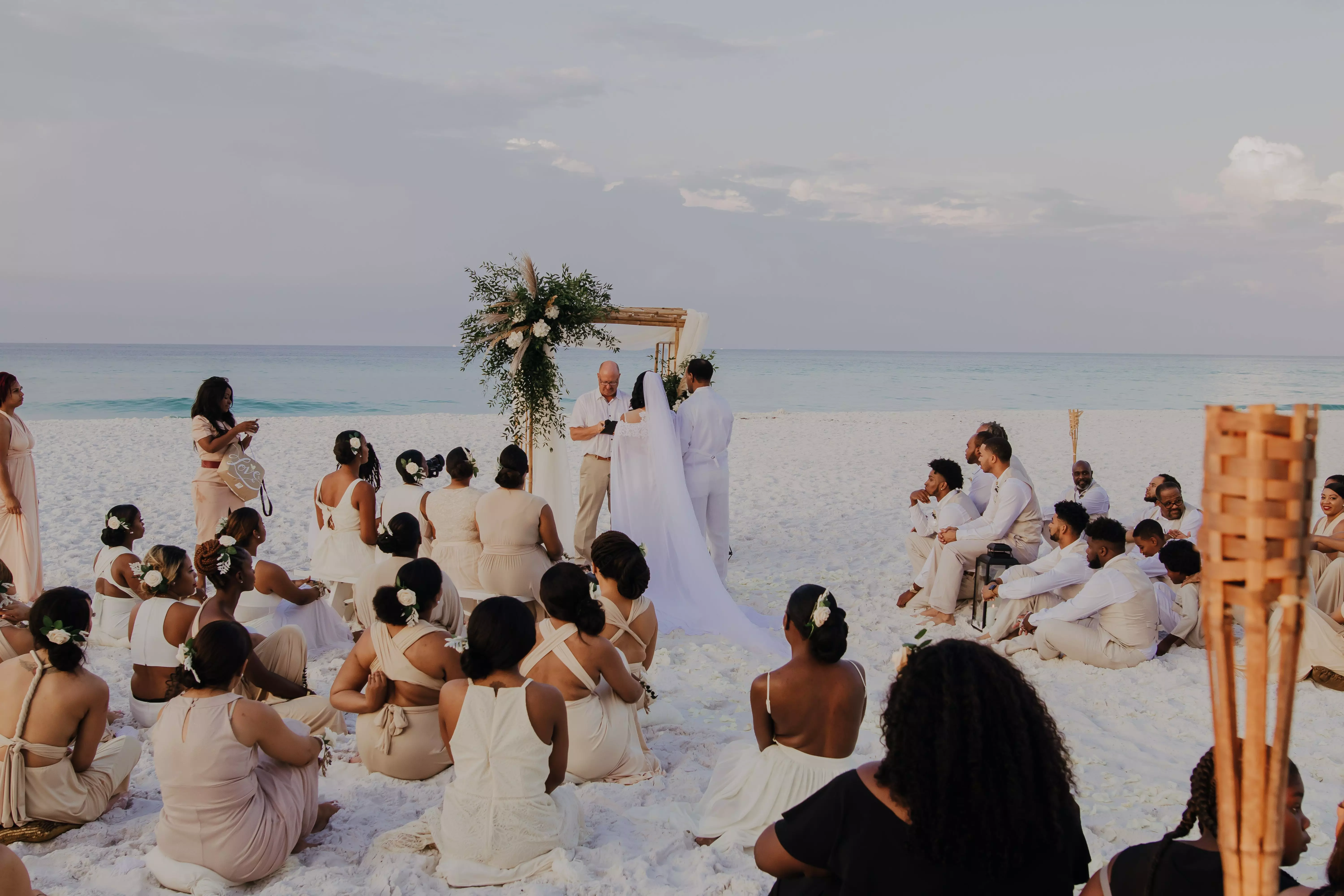 Svart bryllupsstil: Denne bruden hadde 34 brudepiker ved siden av alteret