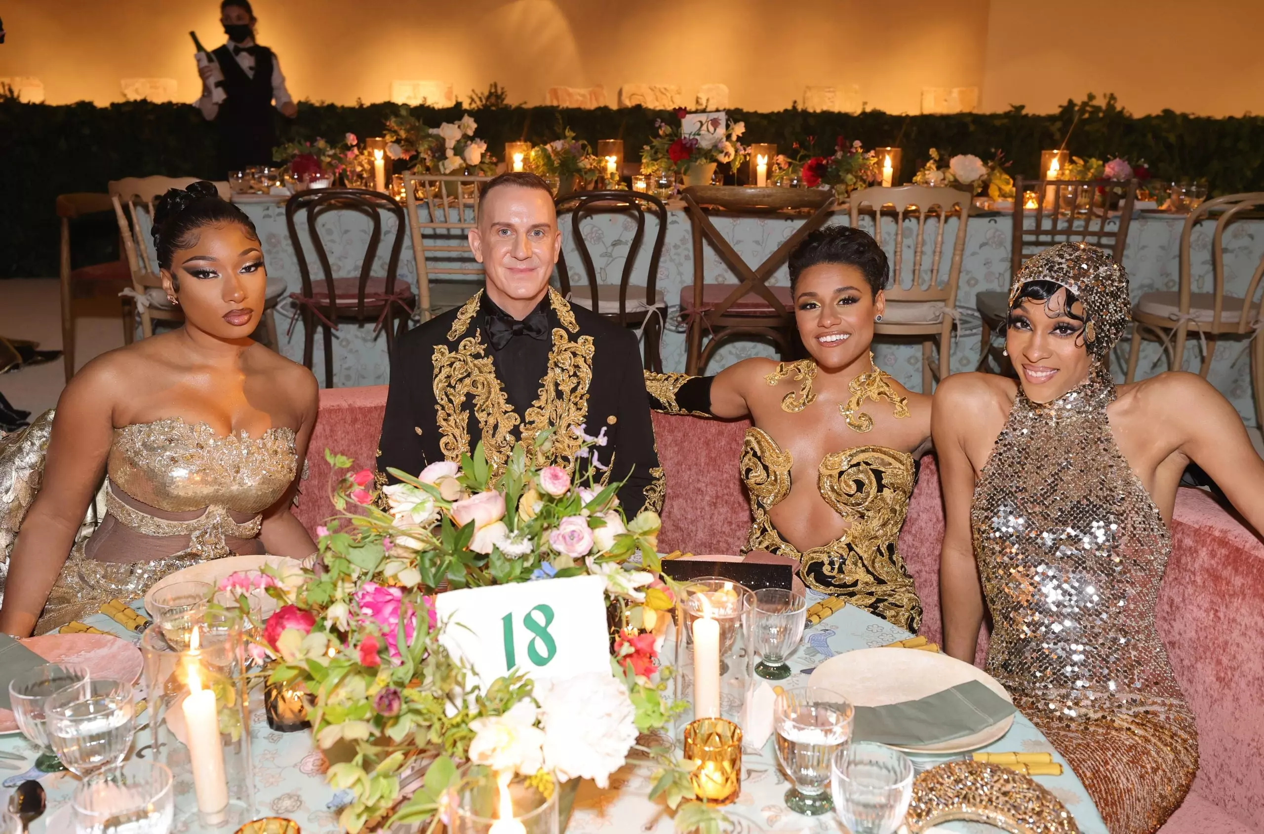 Megan & Lizzo Snap Selfie, Kerry & Hubby Hit The Dancefloor: Tinjauan Dalam Met Gala Tahun Ini 3000_12