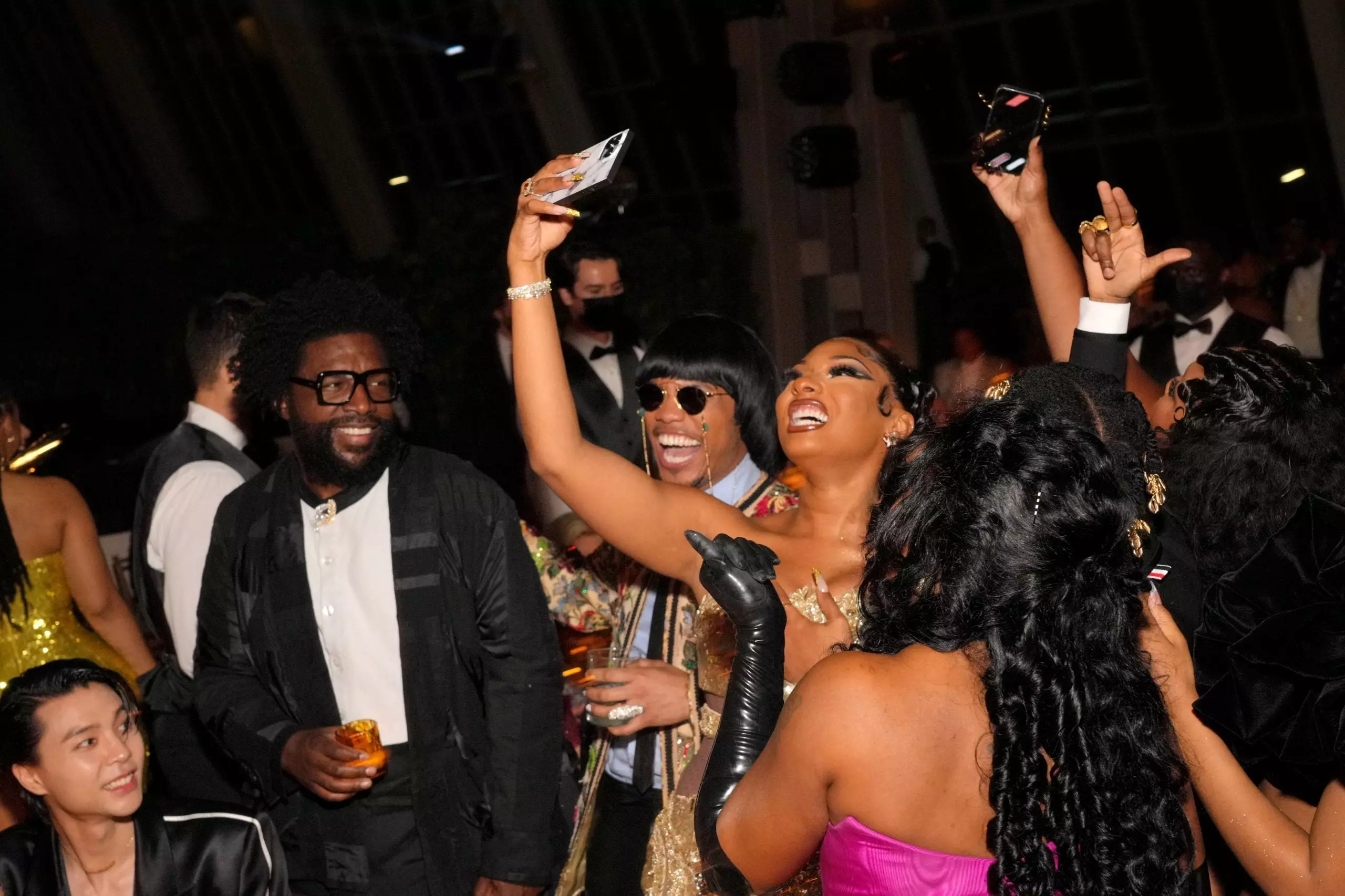 Megan & Lizzo Snap Selfie, Kerry & Hubby Hit The Dancefloor: Tinjauan Dalam Met Gala Tahun Ini 3000_20