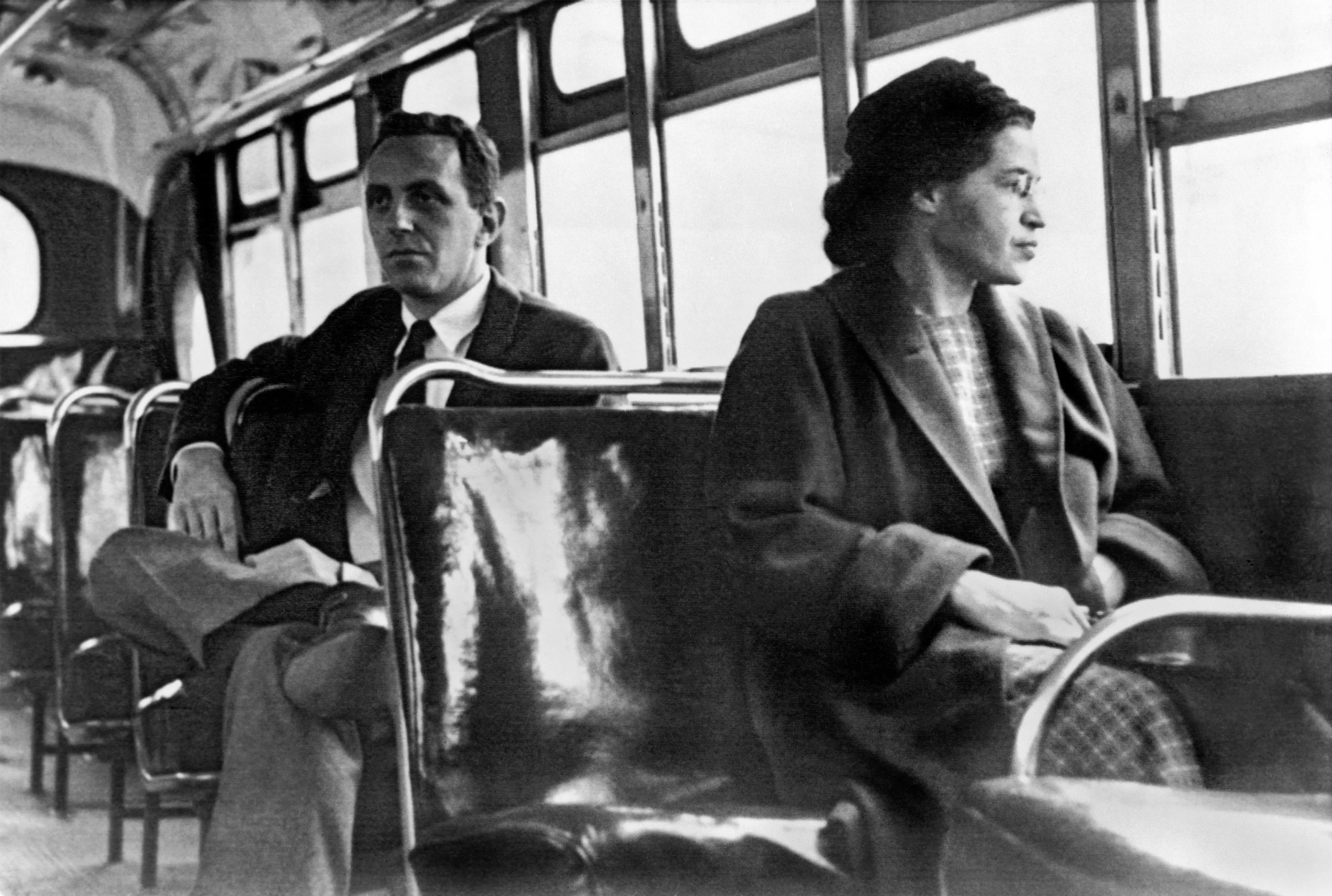 Milwaukee 'guarda un asiento' en honor a Rosa Parks en todos los autobuses del condado