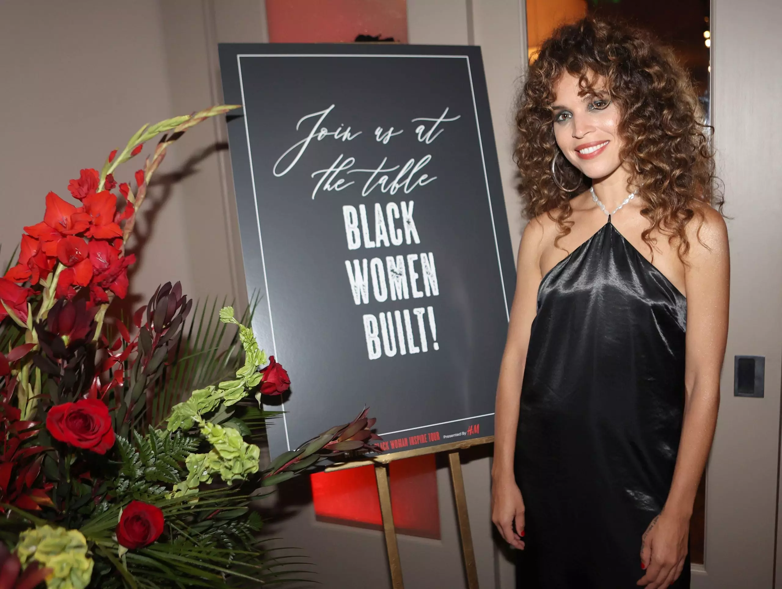 Cleo Wade pořádá večeři v New Orleans na oslavu turné „Buy From A Black Woman Inspire Tour“, kterou uvádí H&M