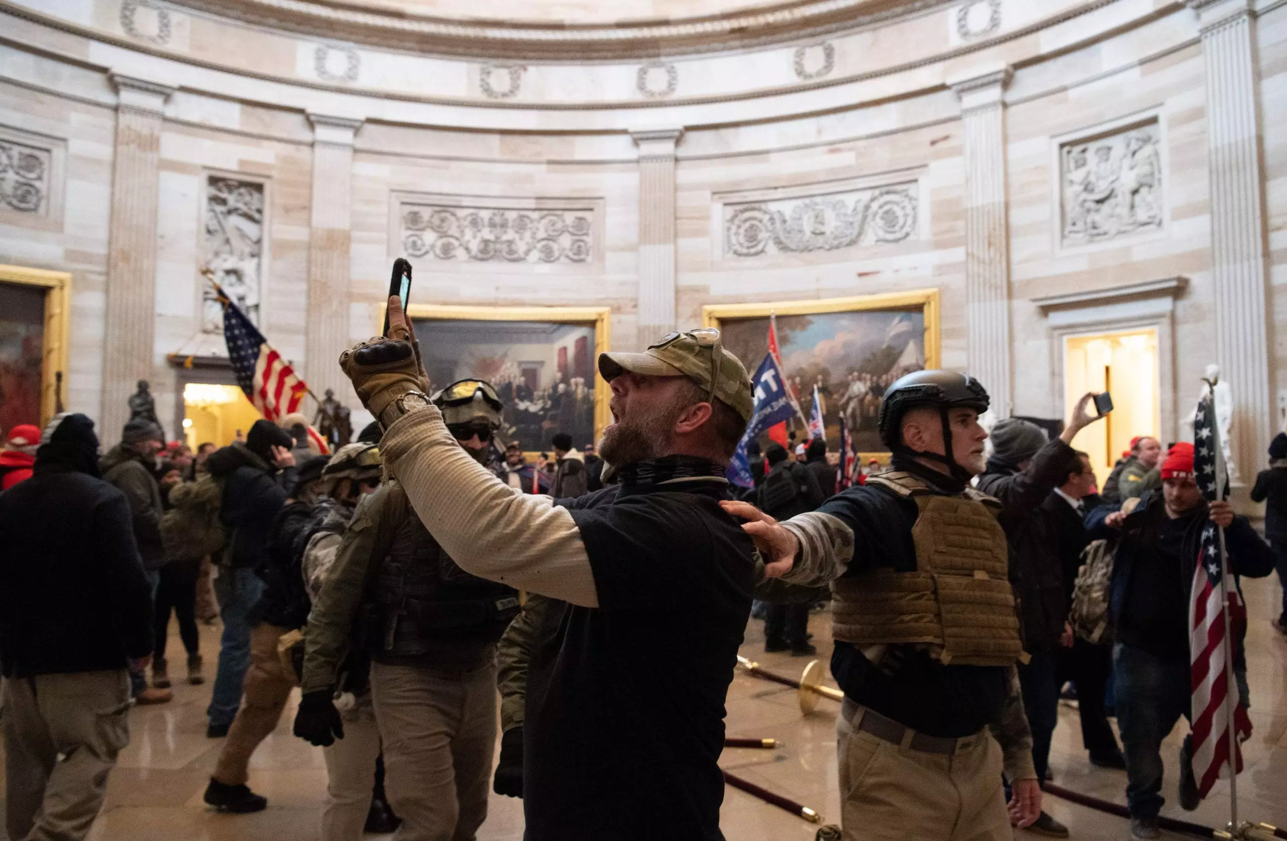 Gewapende Trump-ondersteuners bestorm die Amerikaanse hoofstad om die tel van verkiesingsstemme te stop