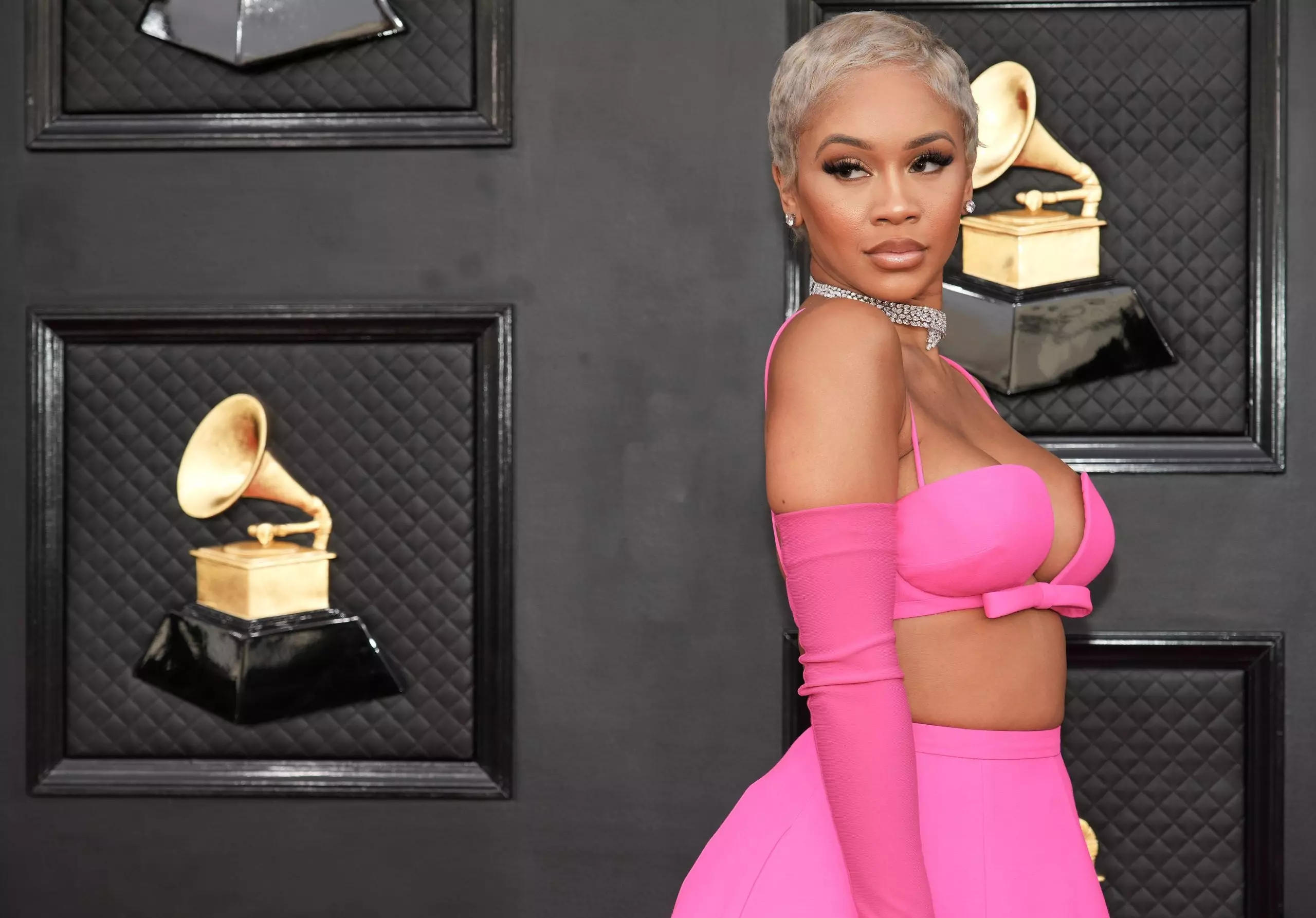 Los looks más atractivos de las celebridades de la alfombra roja de los Grammy 2022