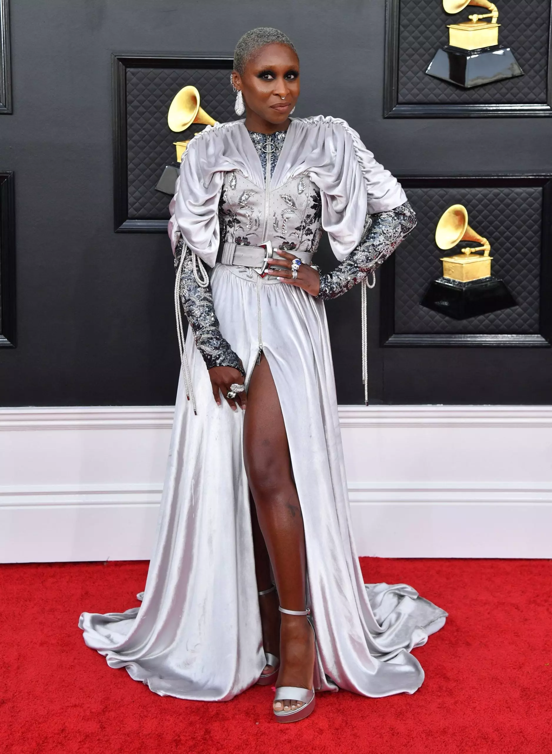 Los looks más atractivos de las celebridades de la alfombra roja de los Grammy 2022 3067_26