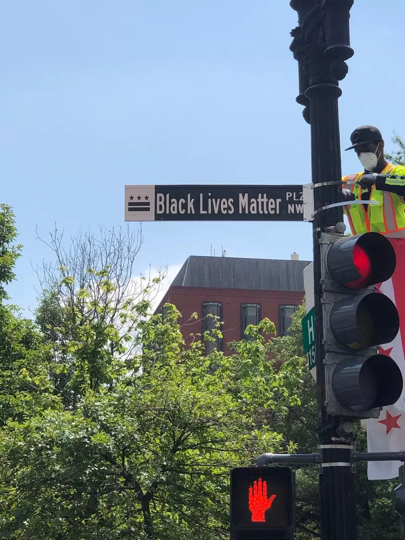 DC linnapea Muriel Bowser nimetas Valge Maja lähedal asuva ristmiku ümber Black Lives Matter Plaza