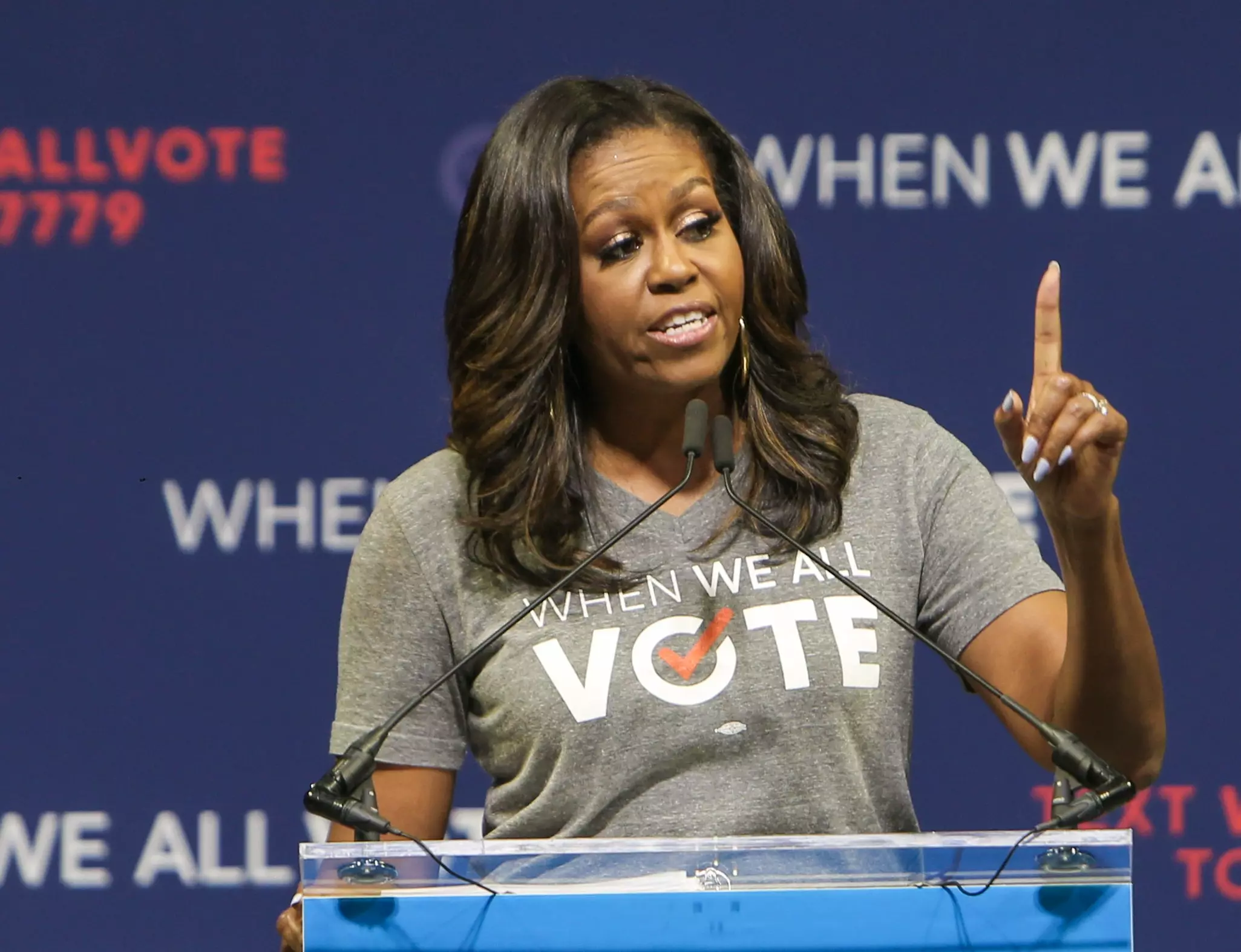 Michelle Obama Enw-Gwirio Trump Yn ystod Cyweirnod DNC