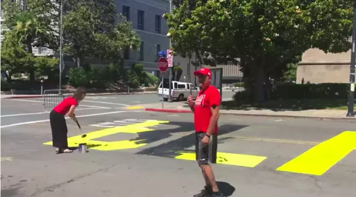 Duha nga Gisumbong sa Pagdumot nga Krimen Alang sa Vandalism sa California Black Lives Matter Street Mural