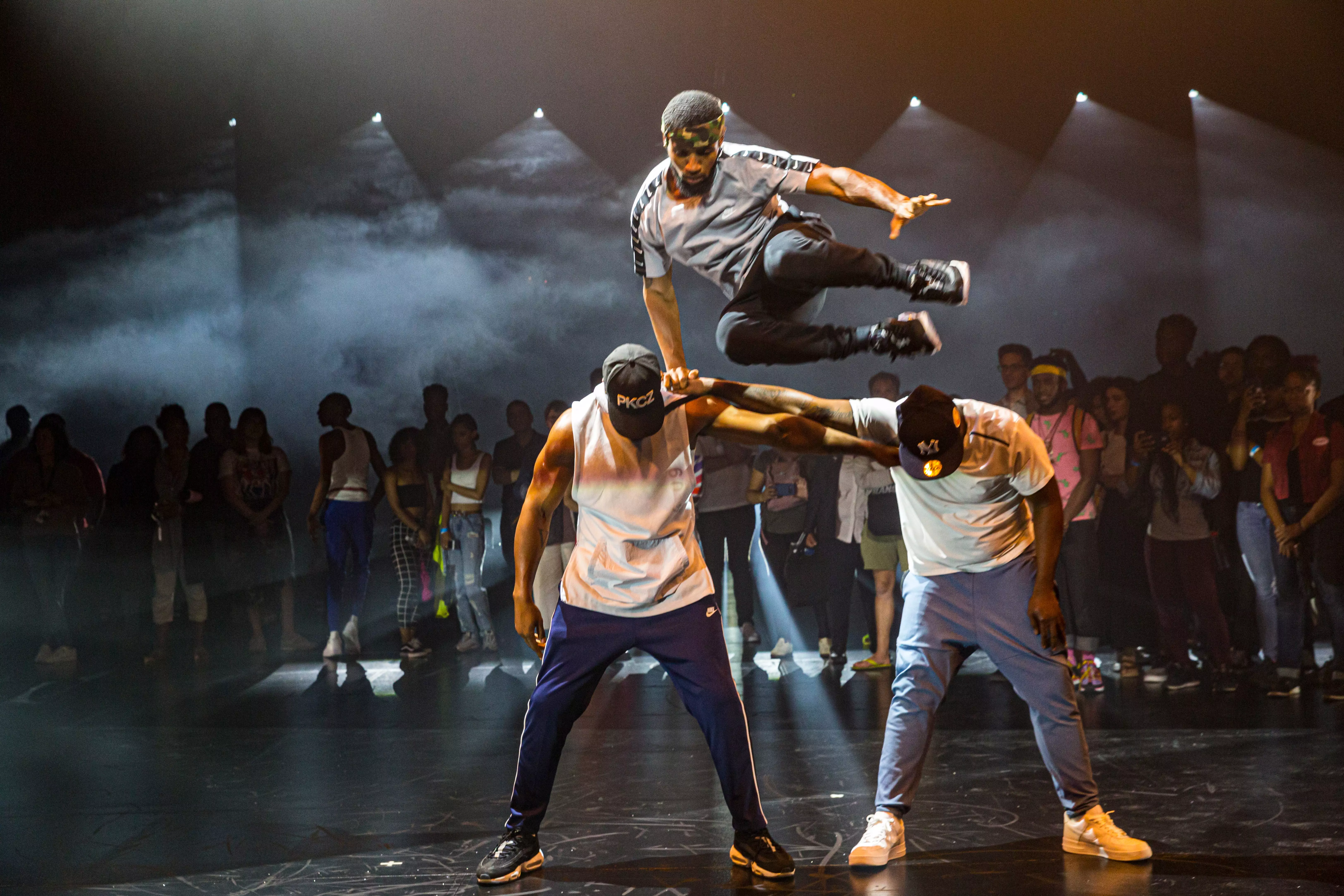 A Street Dance a metróból a középső színpadra fejlődik az erőteljes „labirintus” előadásban