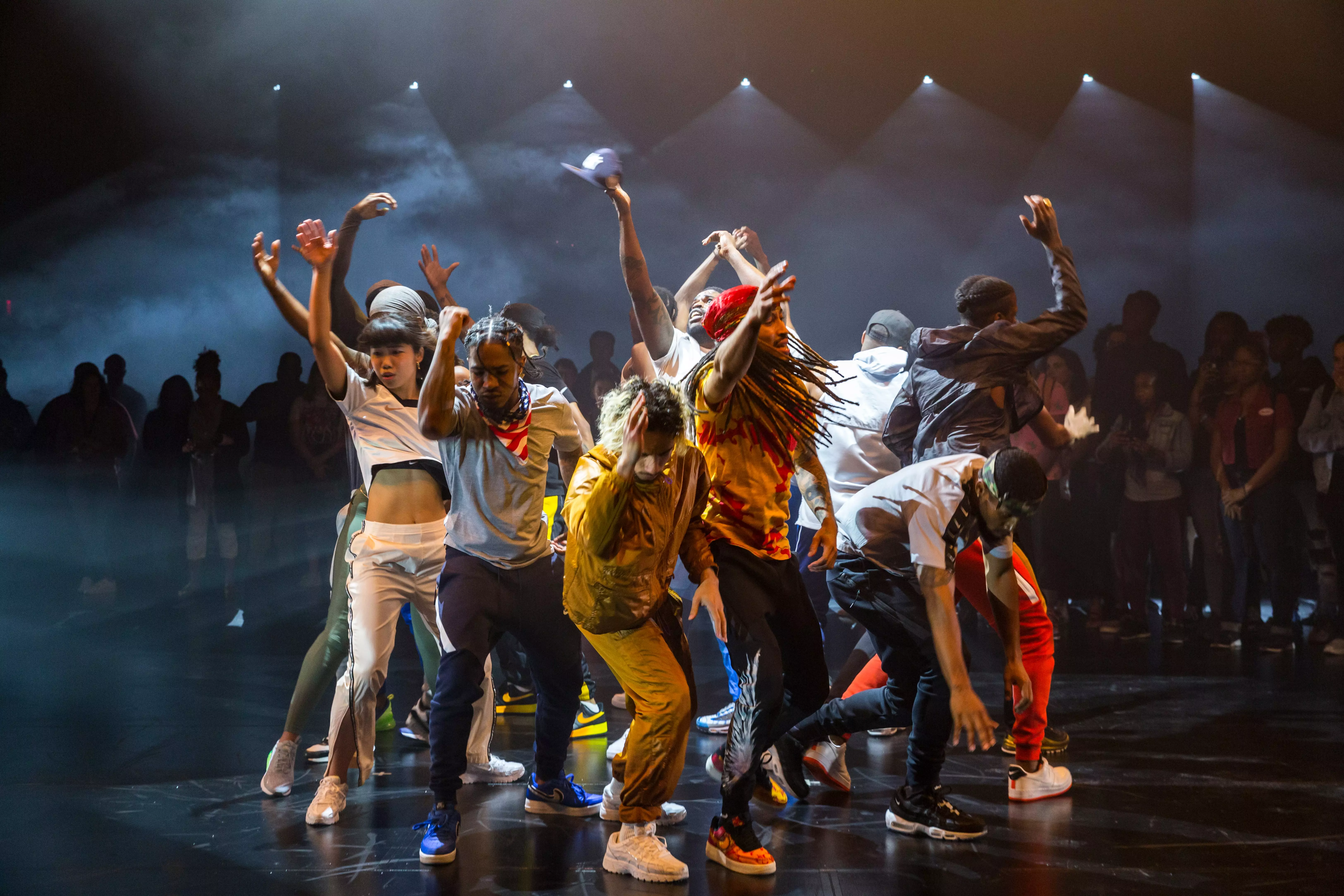 A Street Dance a metróból a középső színpadra fejlődik az erőteljes „labirintus” előadásban