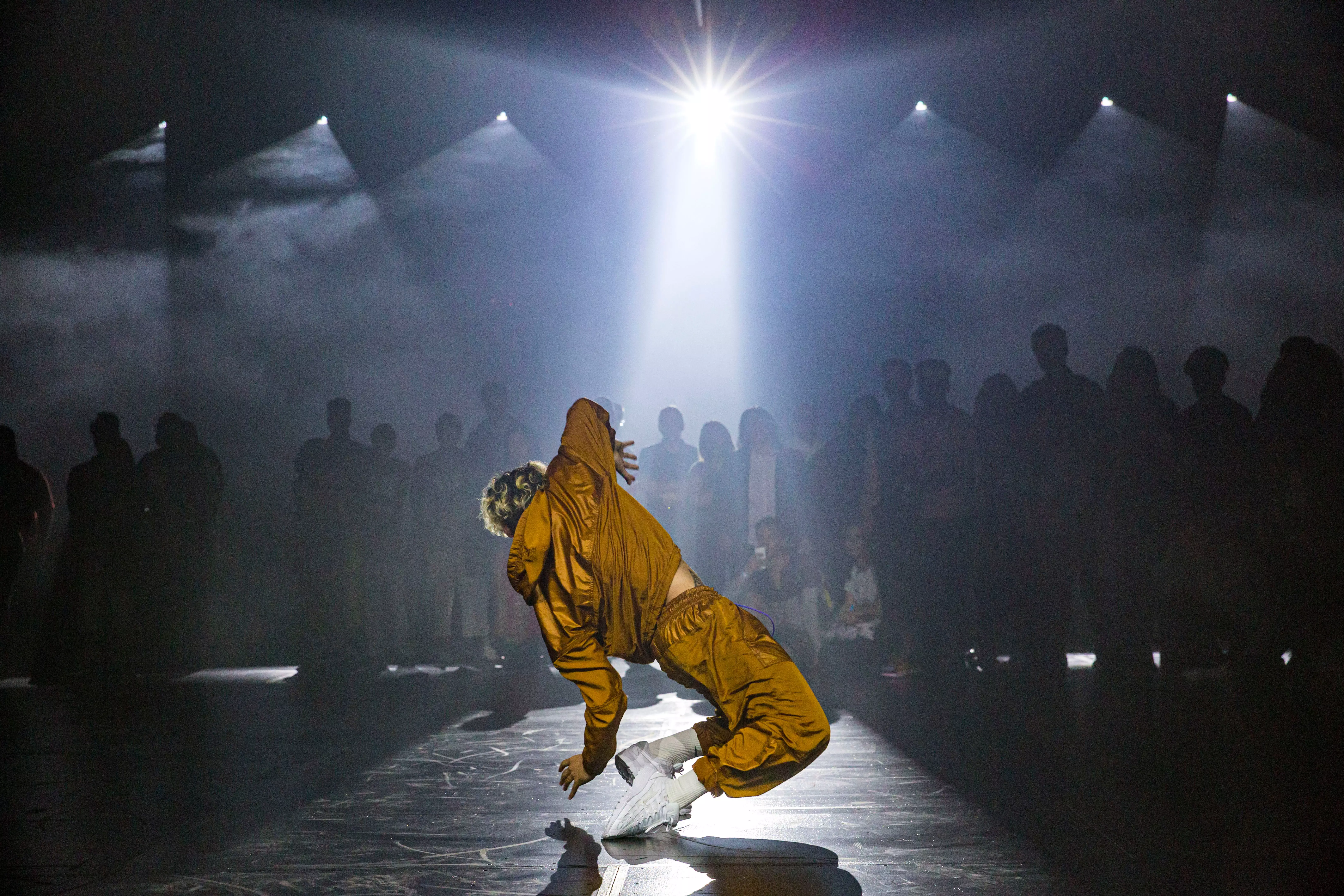 A Street Dance a metróból a középső színpadra fejlődik az erőteljes „labirintus” előadásban