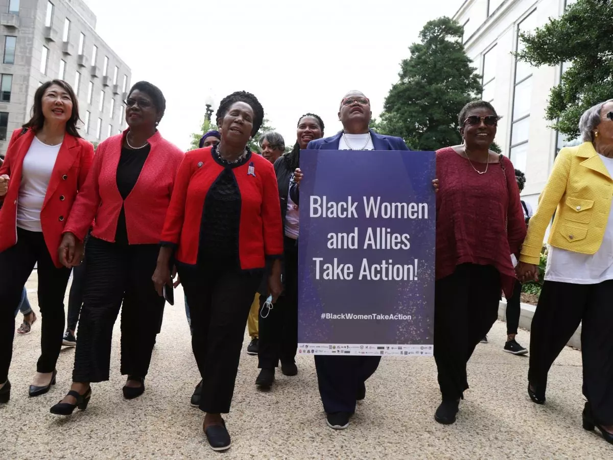 Կոնգրեսական Շեյլա Ջեքսոն Լին, սևամորթ կանանց առաջնորդները և դաշնակիցները ձերբակալվել են քվեարկության իրավունքի վերաբերյալ վերջին բողոքի ցույցերի ժամանակ