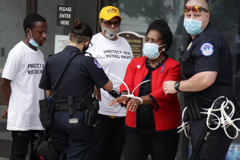 O le Tamaitaikonekeresi ia Sheila Jackson Lee, o uso a taitai o tamaitai uli ma paaga na pueina i le tetee i aia tatau lata mai.