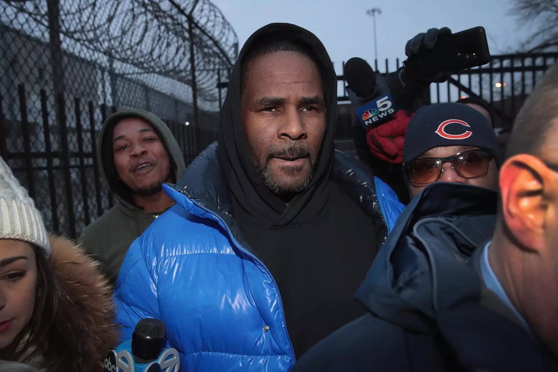 R. Kelly swadizan te peye $2 milyon dola pou fèmen youn nan viktim li yo