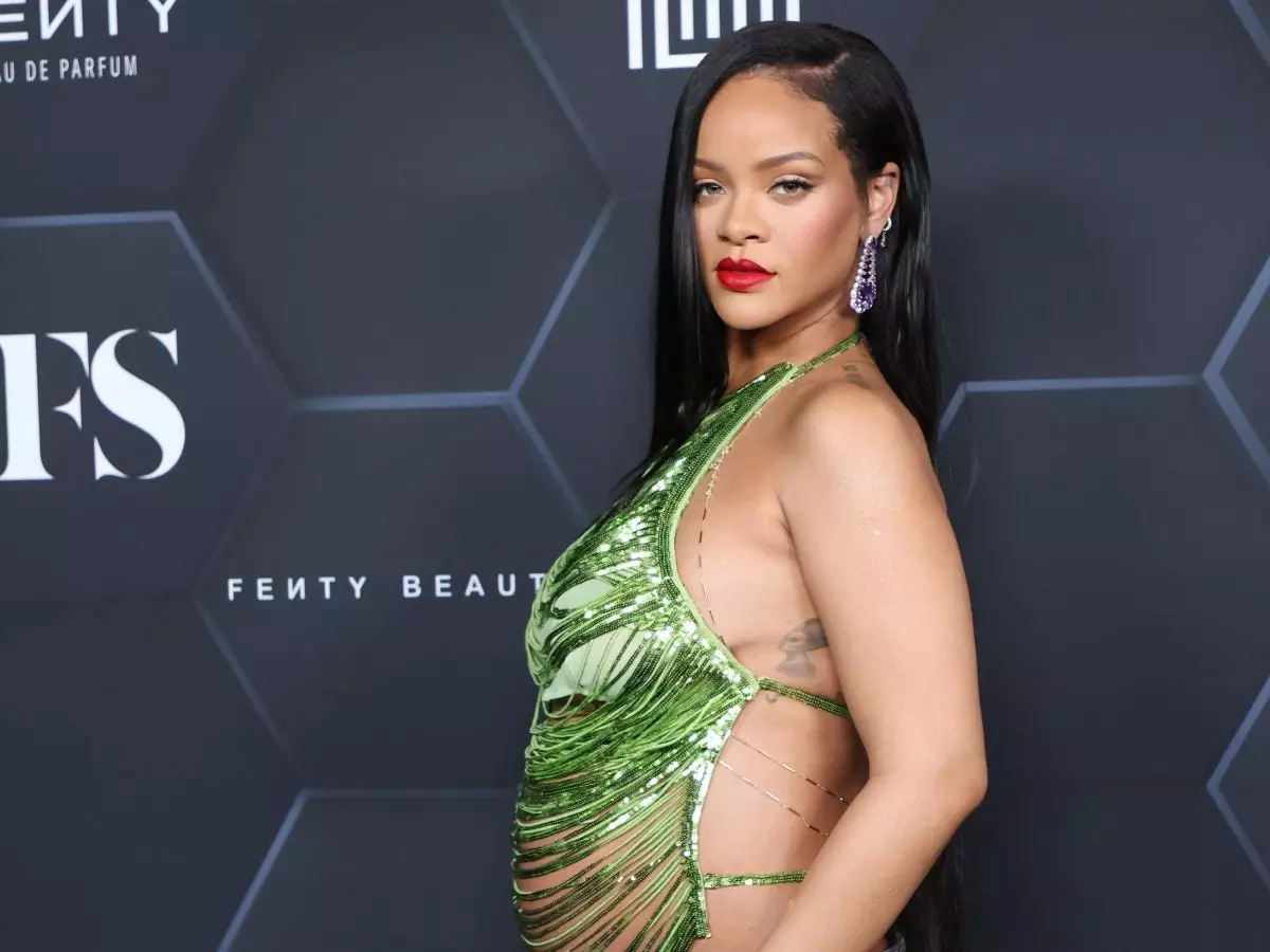 Rihanna Chats Sbuħija Maternità