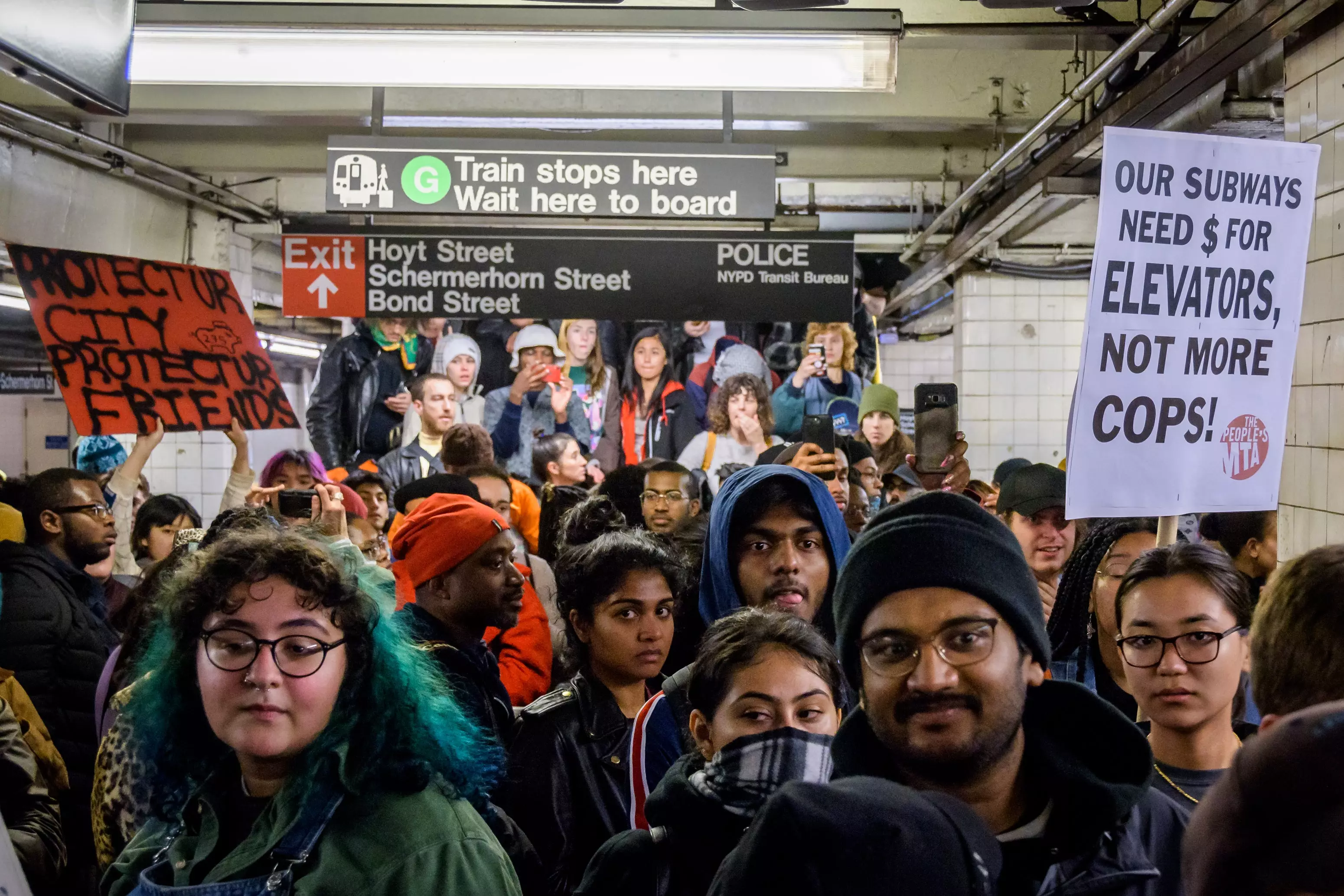 NYPD-offisieren yntsjinje befestiging en sizze dat se druk waarden om swarte en brune minsken te arrestearjen