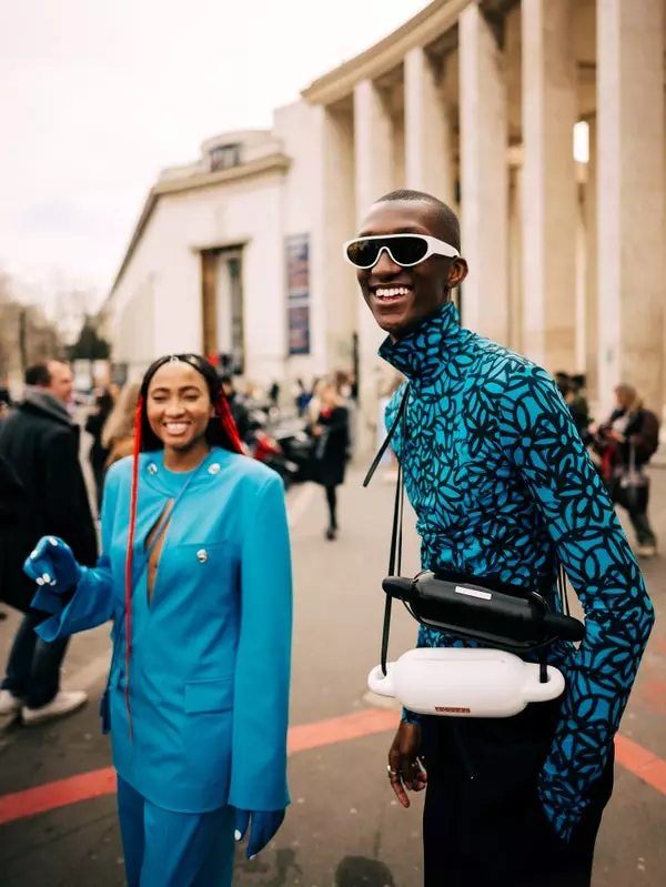 Ky çift i modës dokumentoi së bashku javën e tyre të parë të modës në Paris 346_1