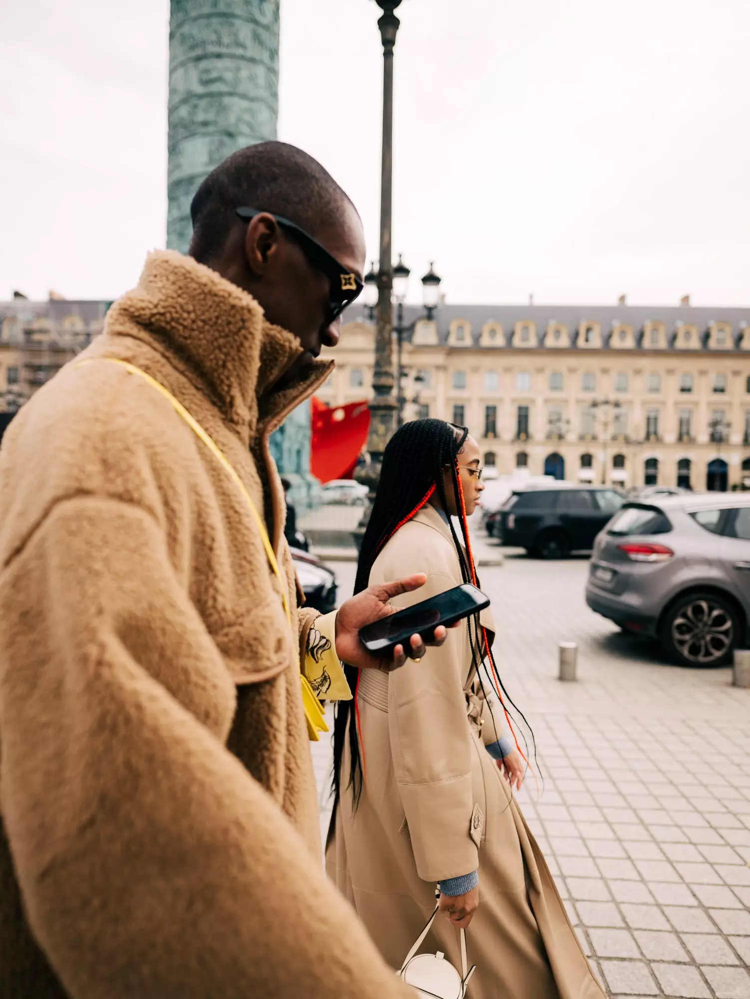 Ky çift i modës dokumentoi së bashku javën e tyre të parë të modës në Paris 346_9