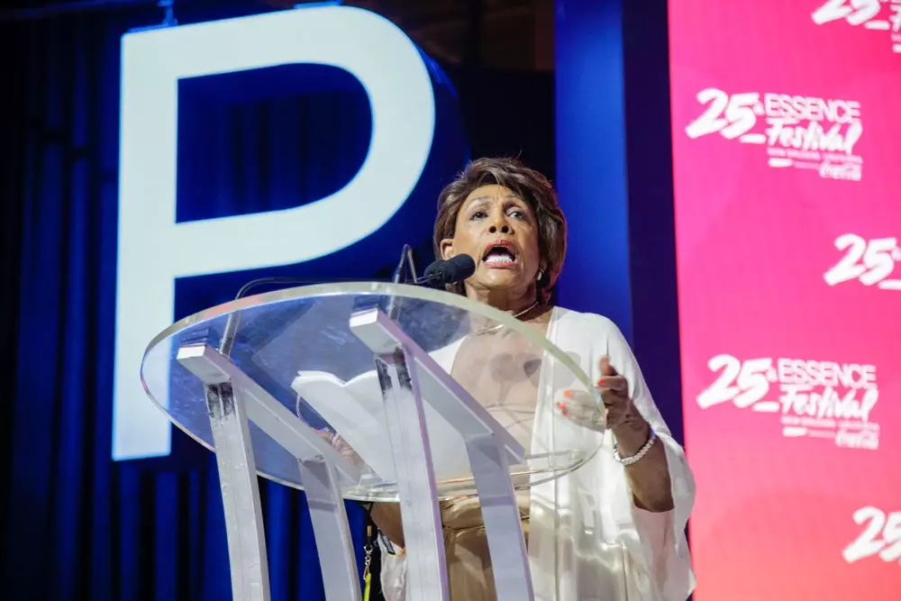 La diputada Maxine Waters pronuncia un discurs emocionant a l'Essence Fest 34807_1