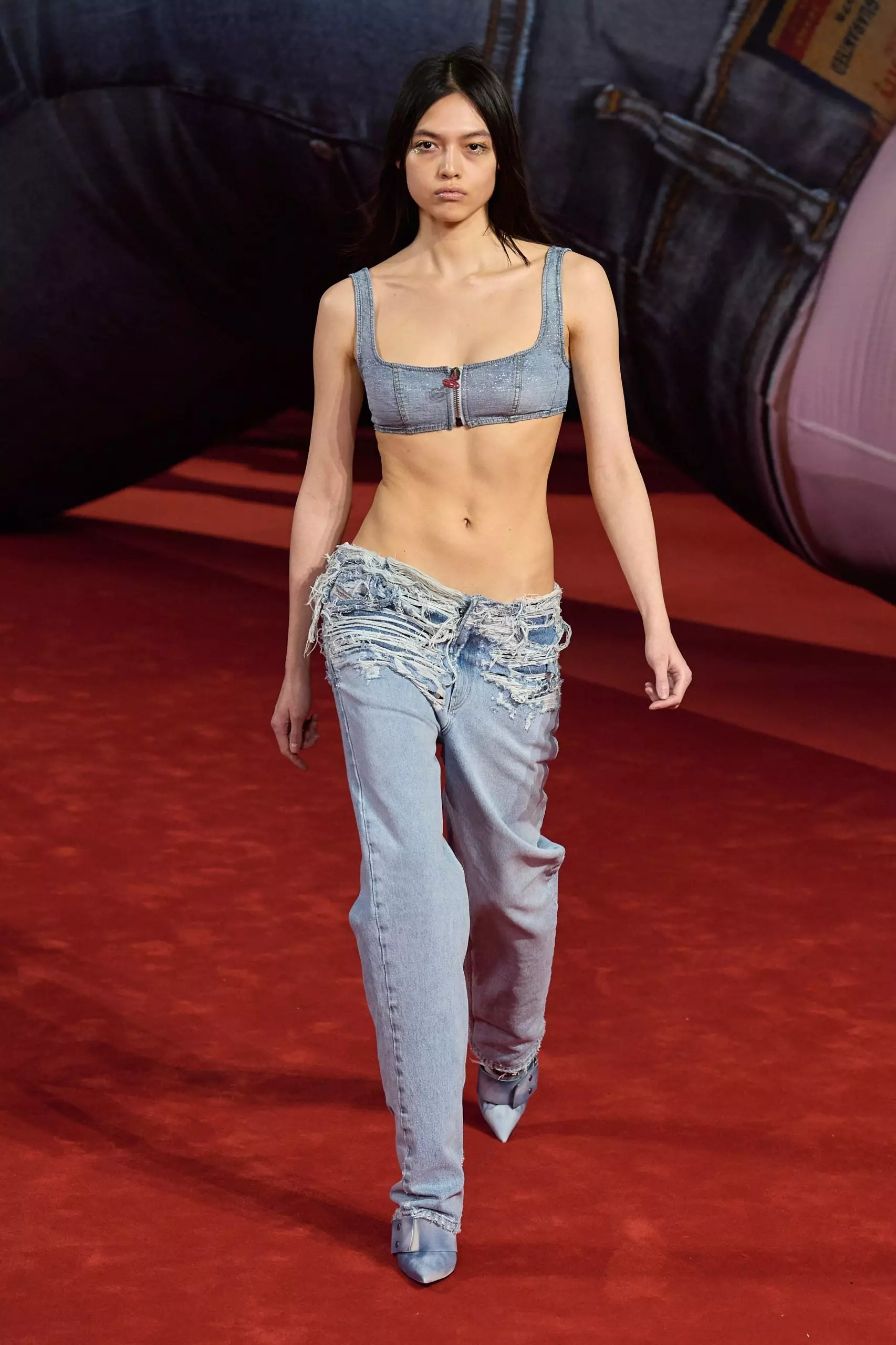 I jeans a vita bassa sono stati i protagonisti della sfilata Autunno/Inverno 2022 di Diesel